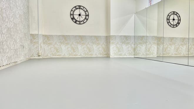 【横浜関内】リノリウム床にリニューアル!フラメンコ・タップ・バレエ・撮影可のダンススタジオ・鏡・モニター完備【ホワイトスタジオ】の写真1