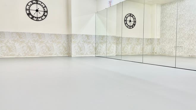 【横浜関内】リノリウム床にリニューアル!フラメンコ・タップ・バレエ・撮影可のダンススタジオ・鏡・モニター完備【ホワイトスタジオ】の写真2