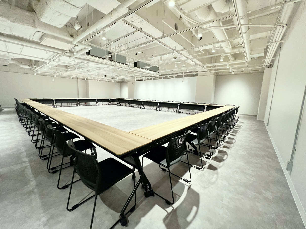 名古屋会議室 広⼩路本町　HALL（B1階）【栄駅徒歩4分！最大102名！セミナー・講演会におすすめ】の写真9