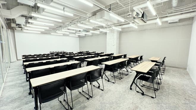 名古屋会議室 広⼩路本町 ROOM A(B1階)【栄駅徒歩4分!最大53名!会議やセミナーにおすすめ】の写真1