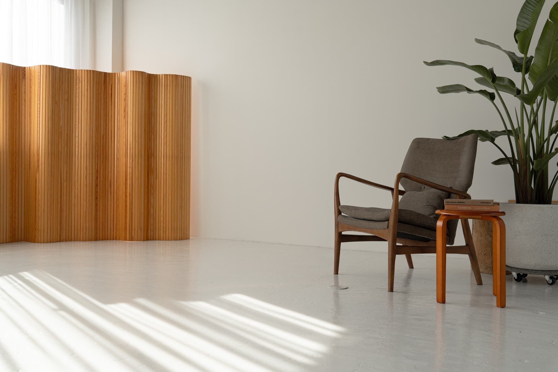 【堺筋本町】自然光溢れるレンタル撮影スタジオ、白モルタル壁、白コンクリート床・モルタル黒壁コンクリート黒床の黒ホリゾントの写真22