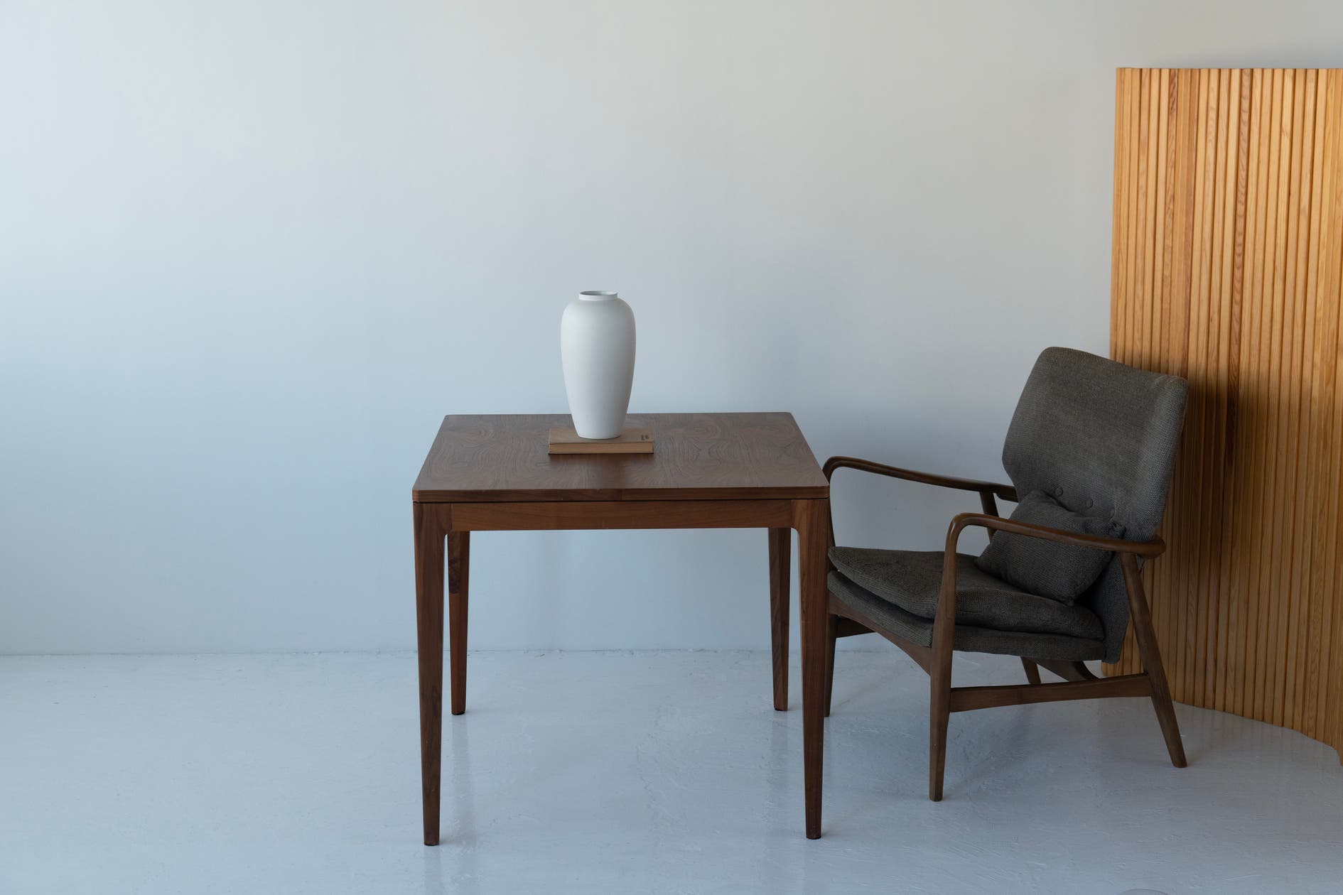 【堺筋本町】自然光溢れるレンタル撮影スタジオ、白モルタル壁、白コンクリート床・モルタル黒壁コンクリート黒床の黒ホリゾントの写真23