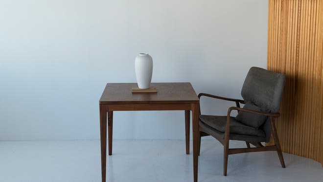 【堺筋本町】自然光溢れるレンタル撮影スタジオ、白モルタル壁、白コンクリート床・モルタル黒壁コンクリート黒床の黒ホリゾントの写真23