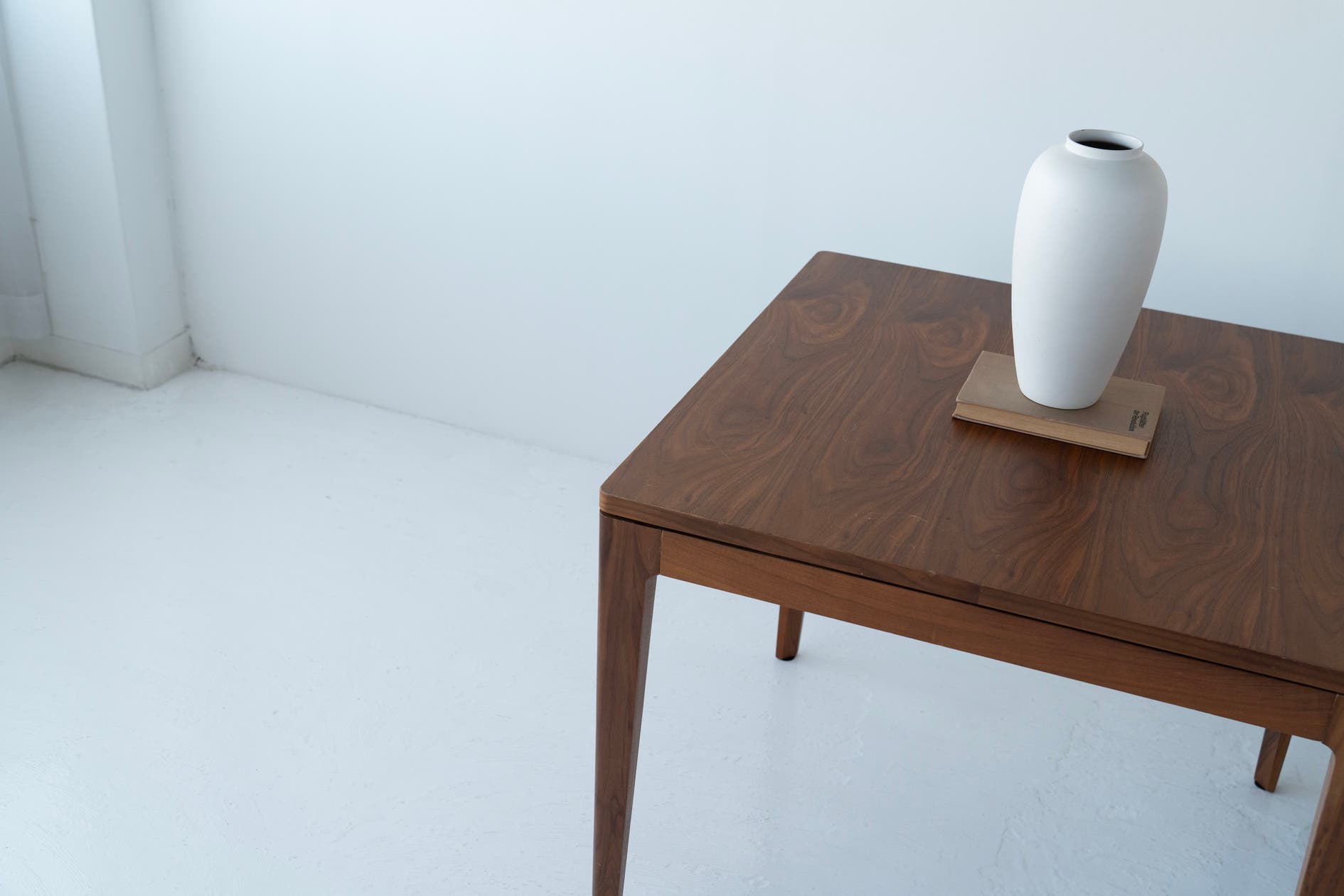 【堺筋本町】自然光溢れるレンタル撮影スタジオ、白モルタル壁、白コンクリート床・モルタル黒壁コンクリート黒床の黒ホリゾントの写真25