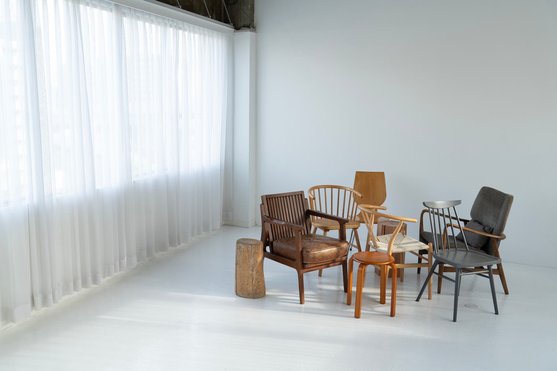 【堺筋本町】自然光溢れるレンタル撮影スタジオ、白モルタル壁、白コンクリート床・モルタル黒壁コンクリート黒床の黒ホリゾントの写真7