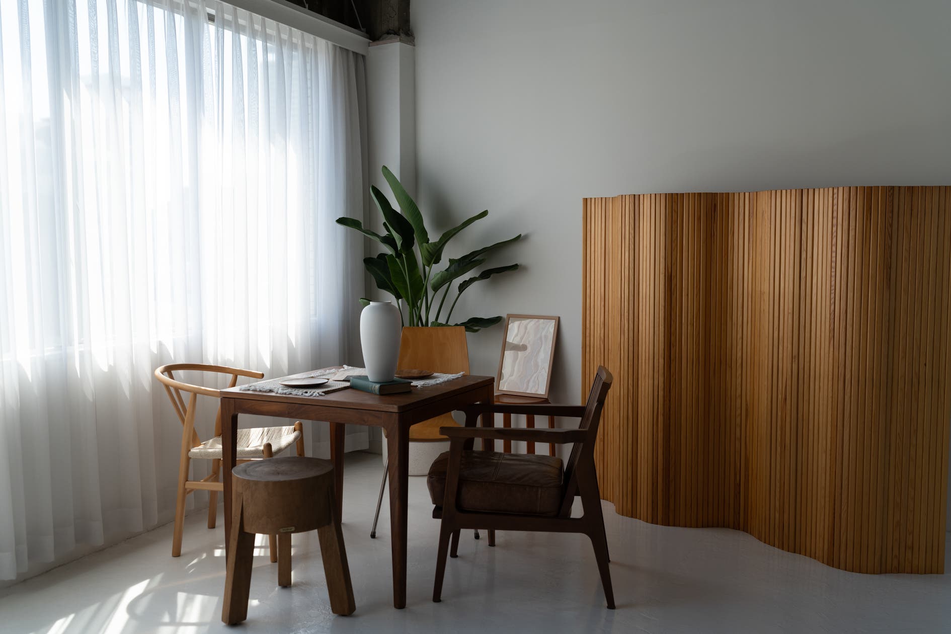 【堺筋本町】自然光溢れるレンタル撮影スタジオ、白モルタル壁、白コンクリート床・モルタル黒壁コンクリート黒床の黒ホリゾントの写真8