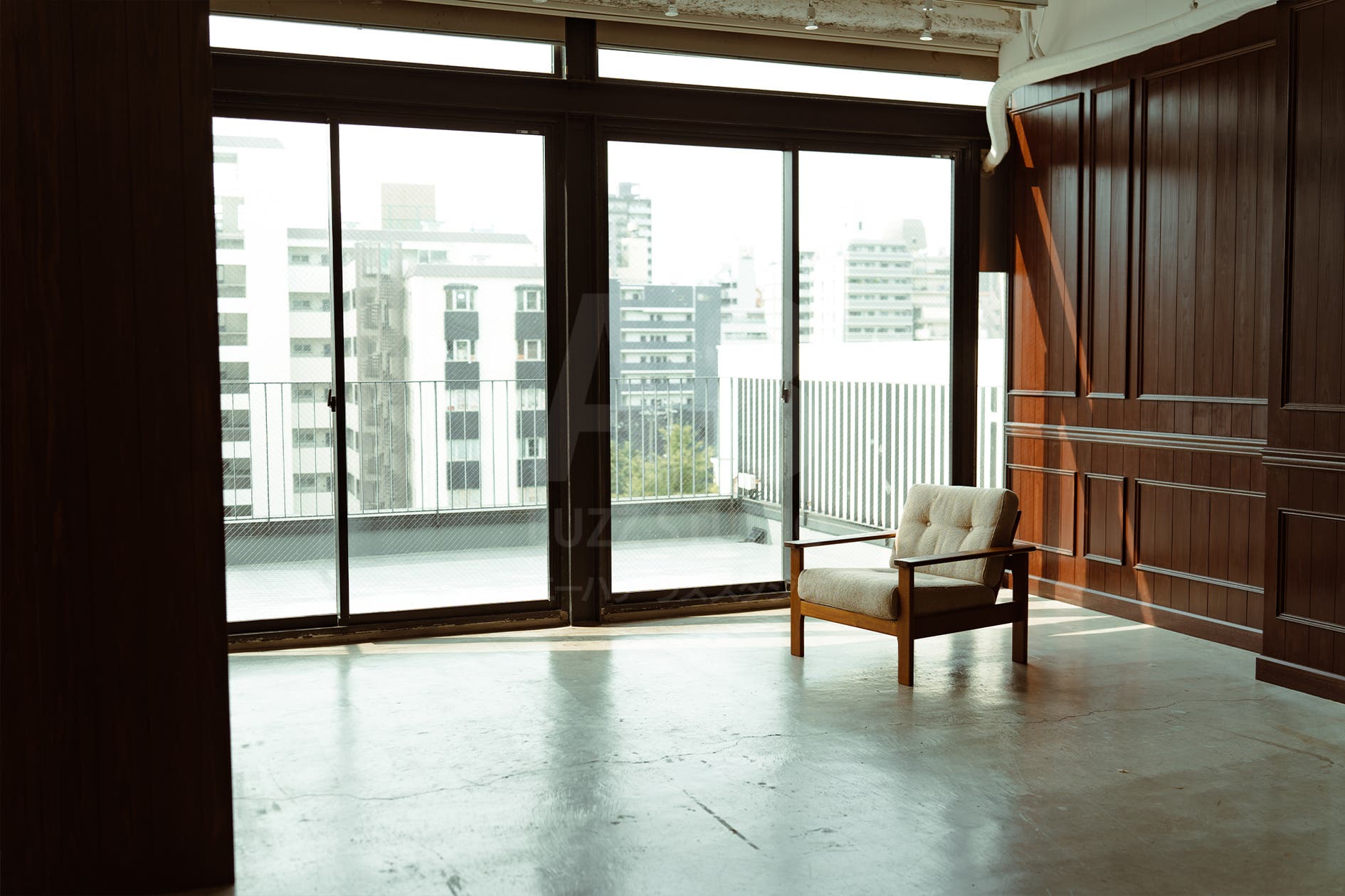 大阪市西区堀江・自然光・ウッド壁、木壁、モルタルグレー壁の撮影スタジオの写真19