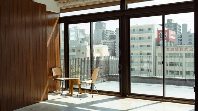 大阪市西区堀江・自然光・ウッド壁、木壁、モルタルグレー壁の撮影スタジオの写真2