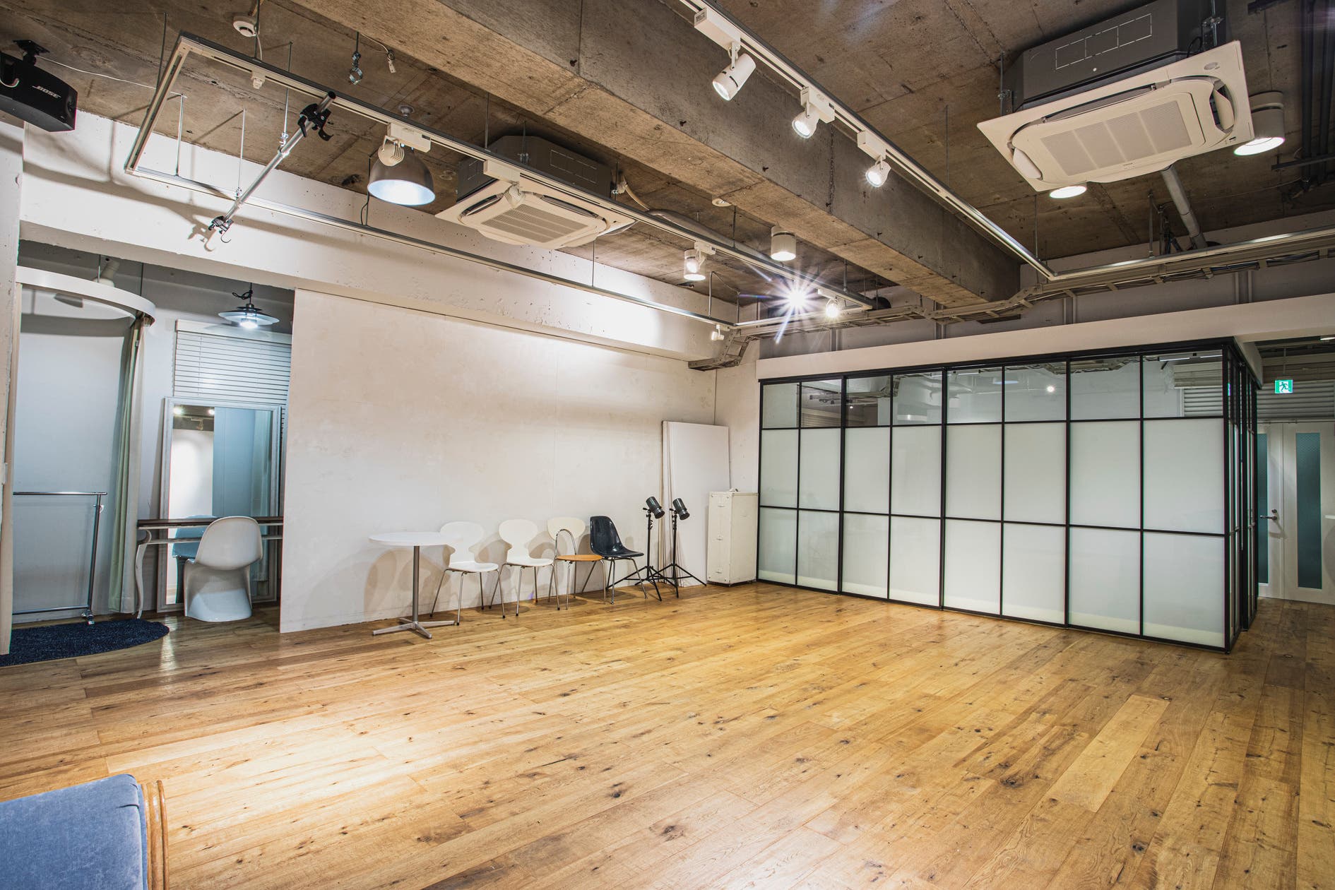 【渋谷駅5分】白壁×フローリングで撮影や展示会に最適なレンタルスタジオの写真2
