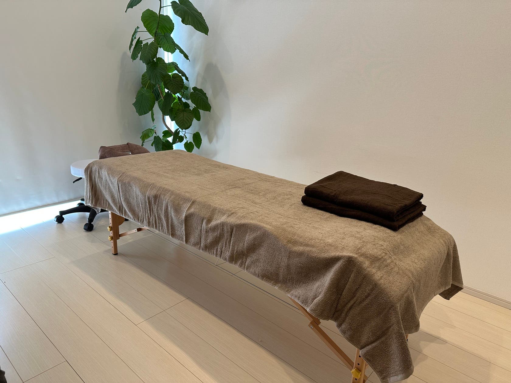 ワンルーム型レンタルサロン✨整体、エステ、ネイル等に✨１時間～使用可能✨自動昇降式ベッド完備✨【さいたま新都心駅徒歩10分】の写真1