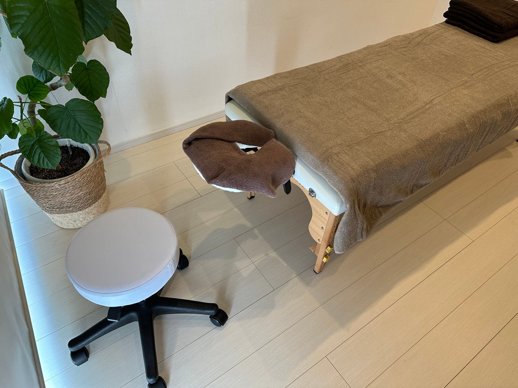 ワンルーム型レンタルサロン✨整体、エステ、ネイル等に✨１時間～使用可能✨自動昇降式ベッド完備✨【さいたま新都心駅徒歩10分】の写真2