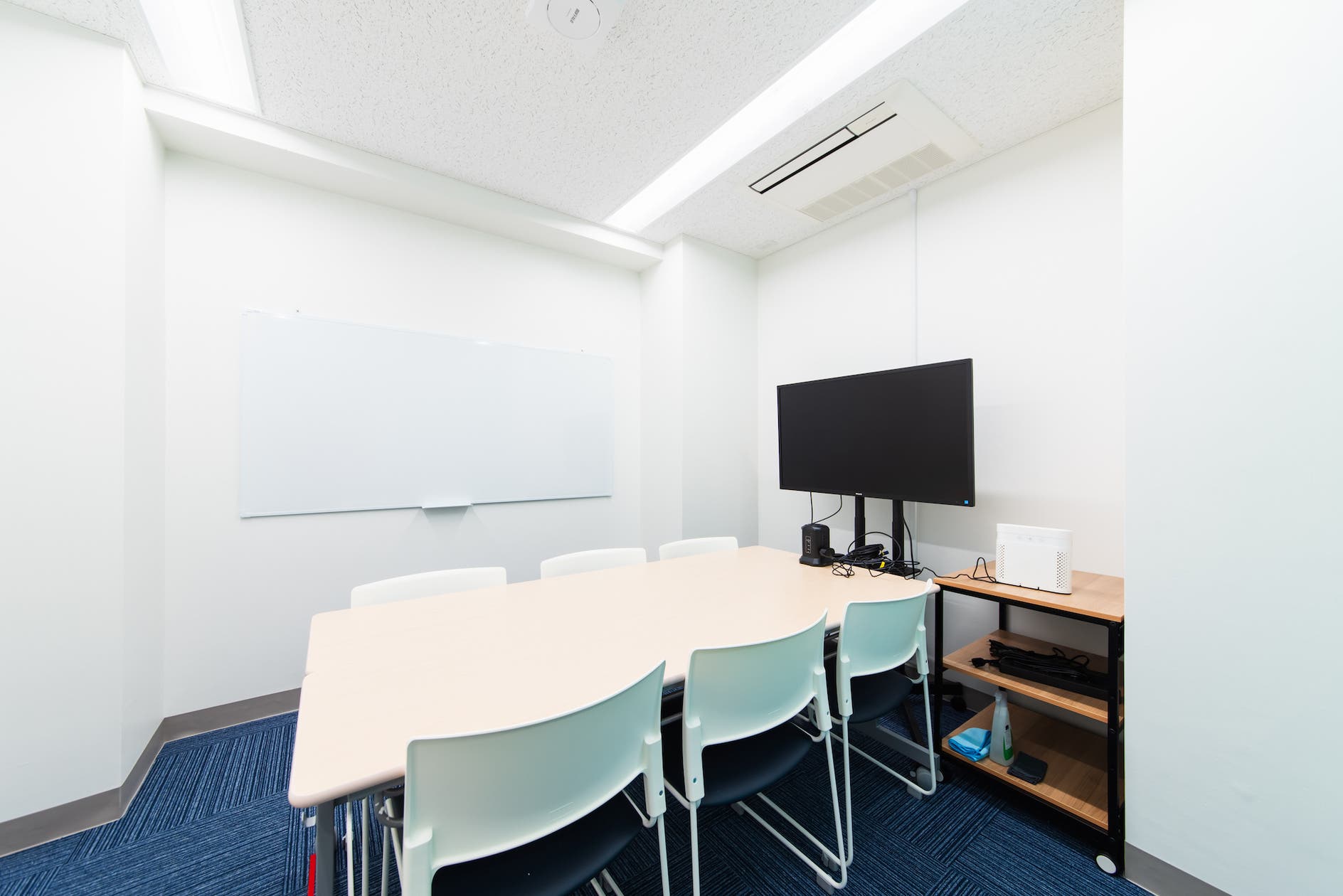 【名古屋の伏見駅徒歩1分】定員6名-モニター含む備品・高速Wi-Fi無料！701会議室の写真12