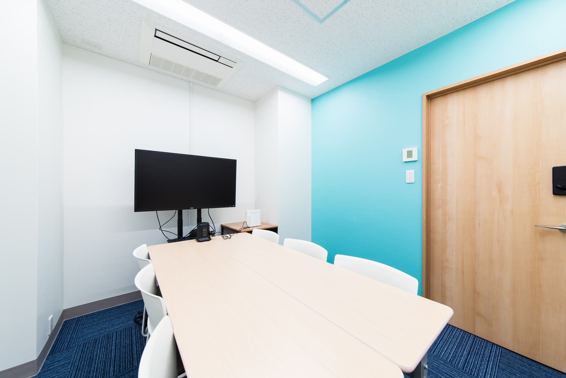 【名古屋の伏見駅徒歩1分】定員6名-モニター含む備品・高速Wi-Fi無料！701会議室の写真6