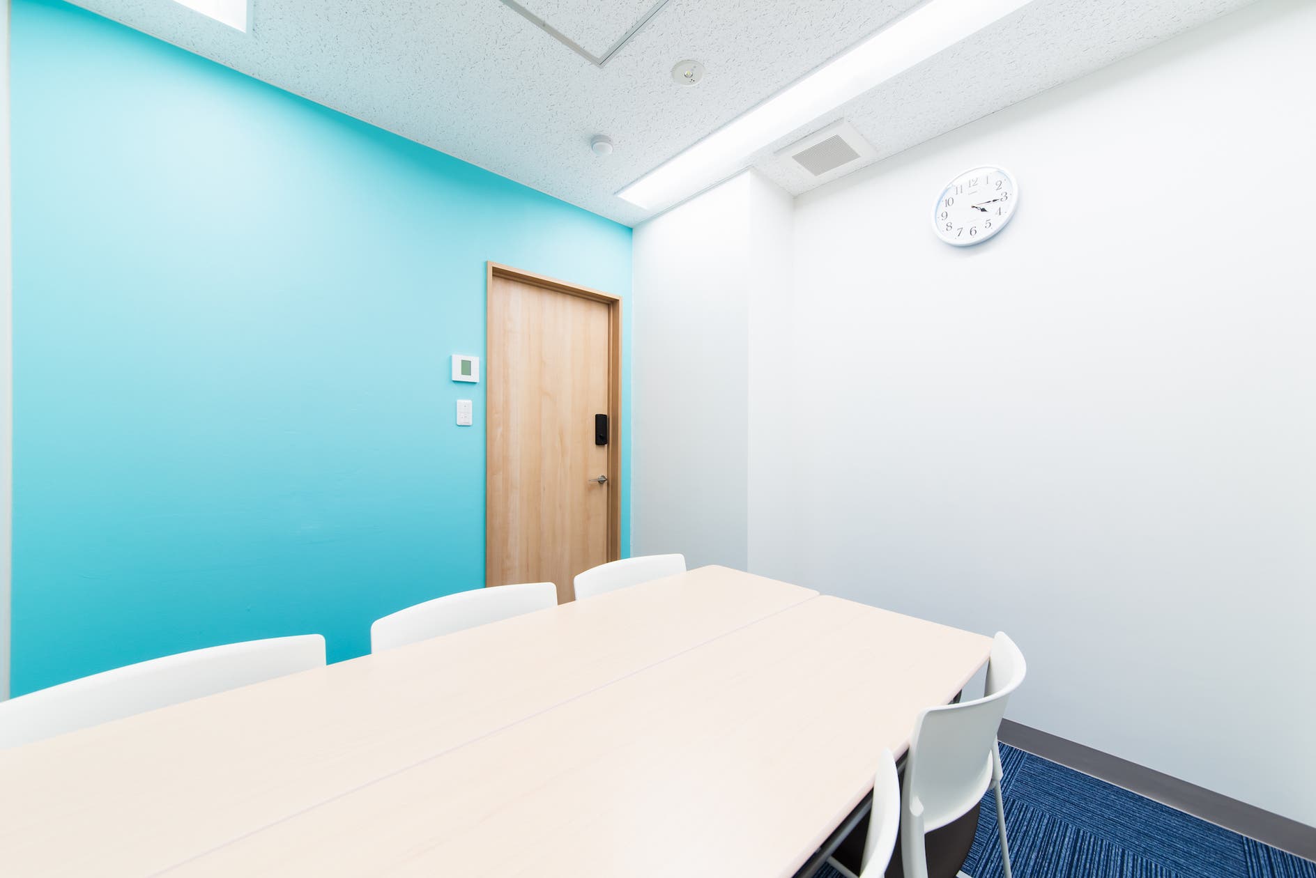 【名古屋の伏見駅徒歩1分】定員6名-モニター含む備品・高速Wi-Fi無料！701会議室の写真4