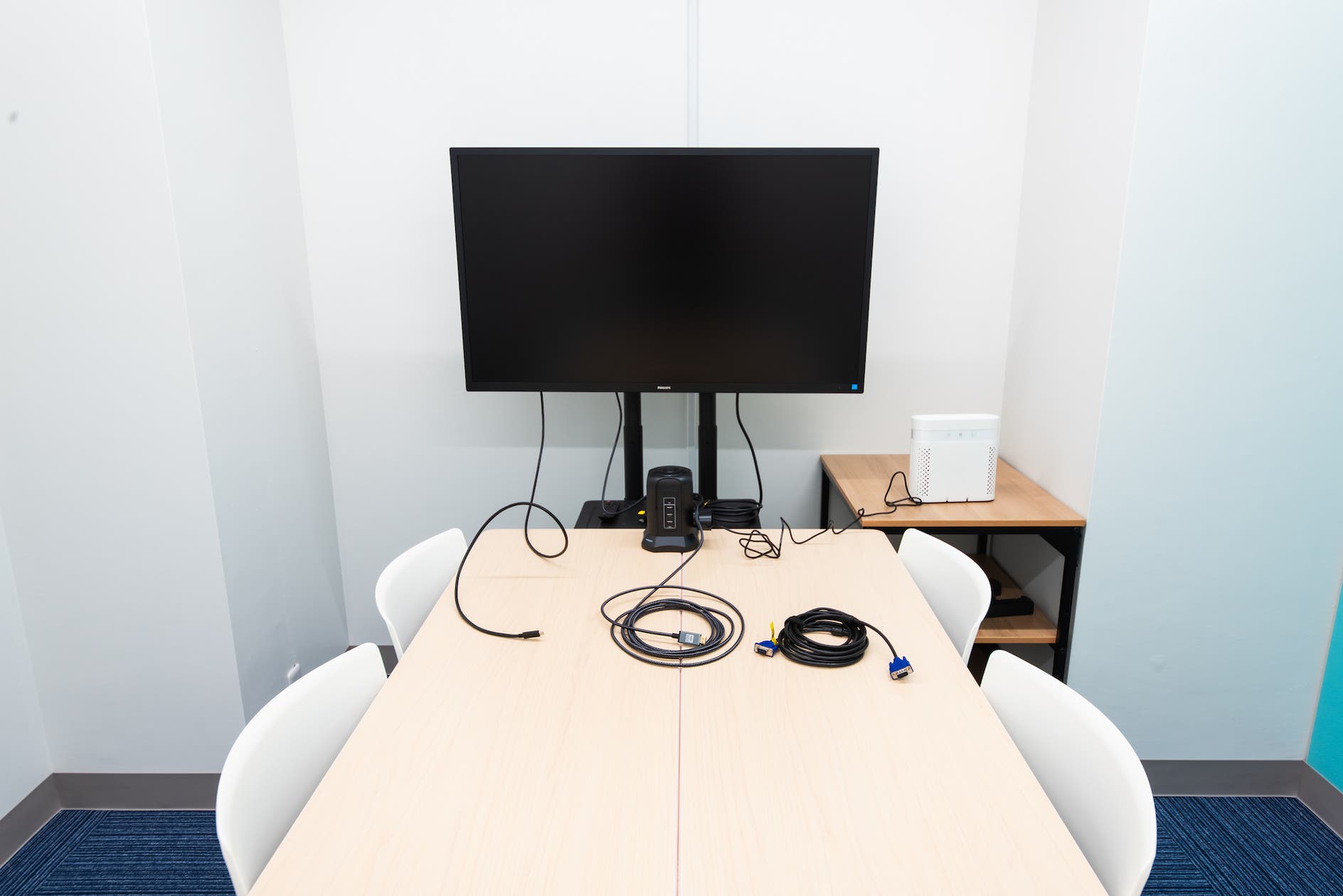 【名古屋の伏見駅徒歩1分】定員6名-モニター含む備品・高速Wi-Fi無料！701会議室の写真8