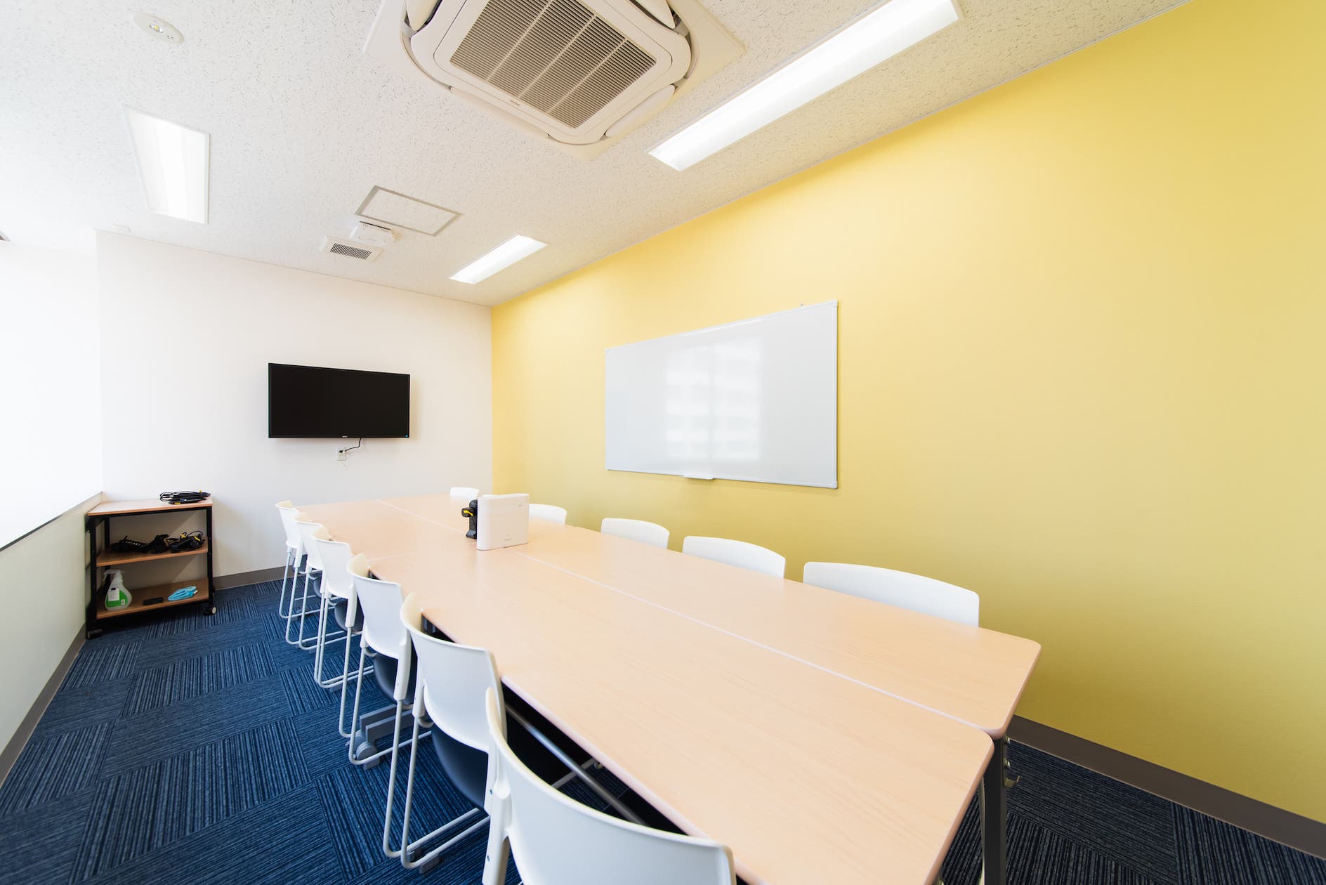 【名古屋の伏見駅徒歩1分】定員12名-モニター含む備品・高速Wi-Fi無料！702会議室の写真8