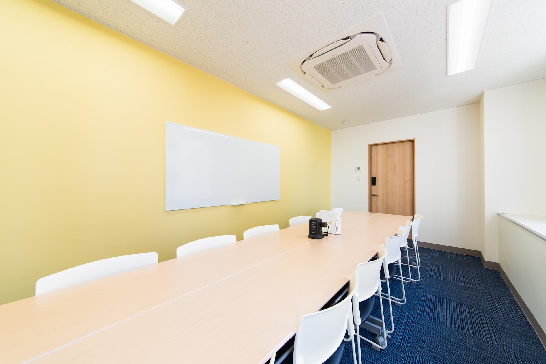 【名古屋の伏見駅徒歩1分】定員12名-モニター含む備品・高速Wi-Fi無料！702会議室の写真7