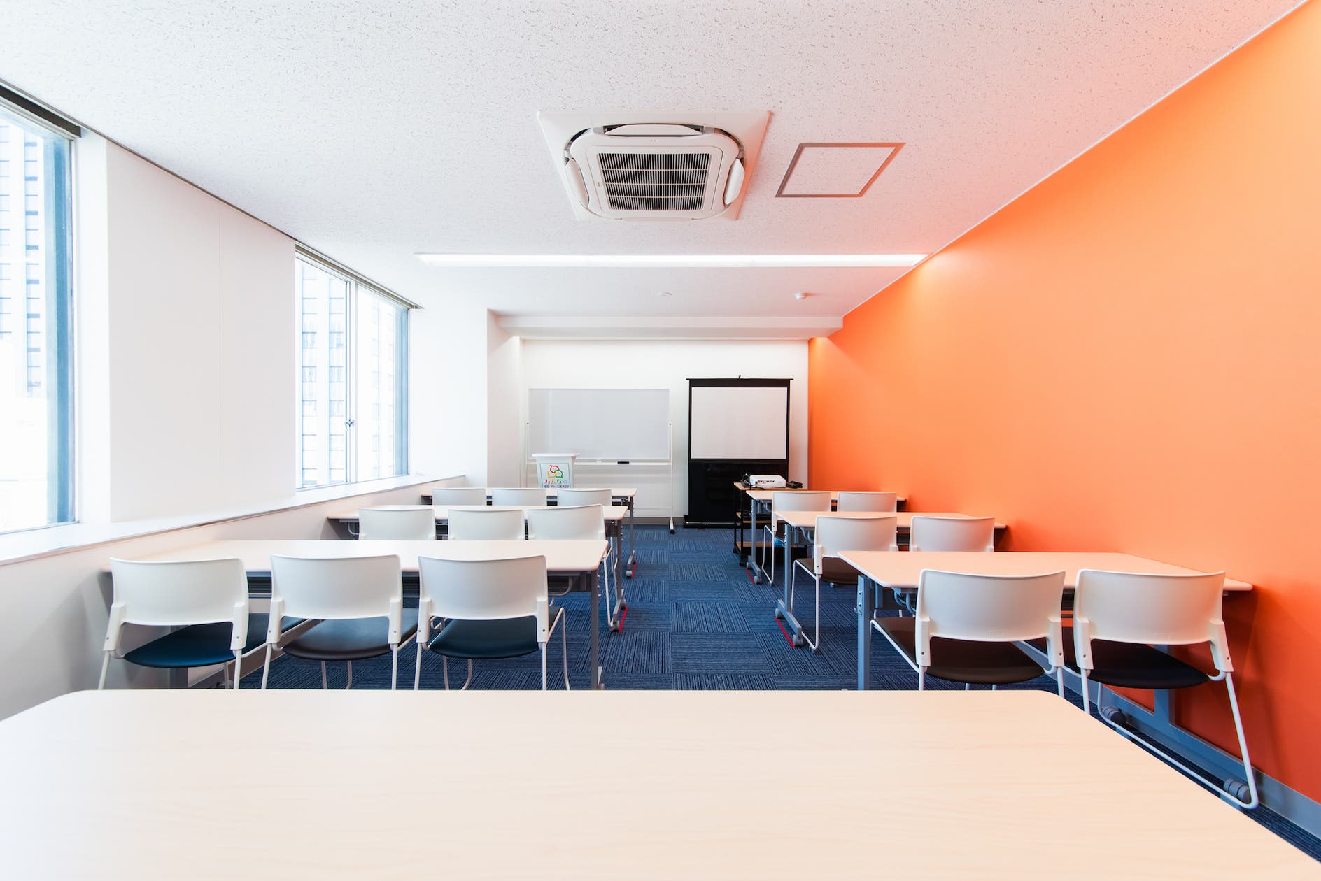 【名古屋の伏見駅徒歩1分】定員21名-モニター含む備品・高速Wi-Fi無料！703会議室の写真4