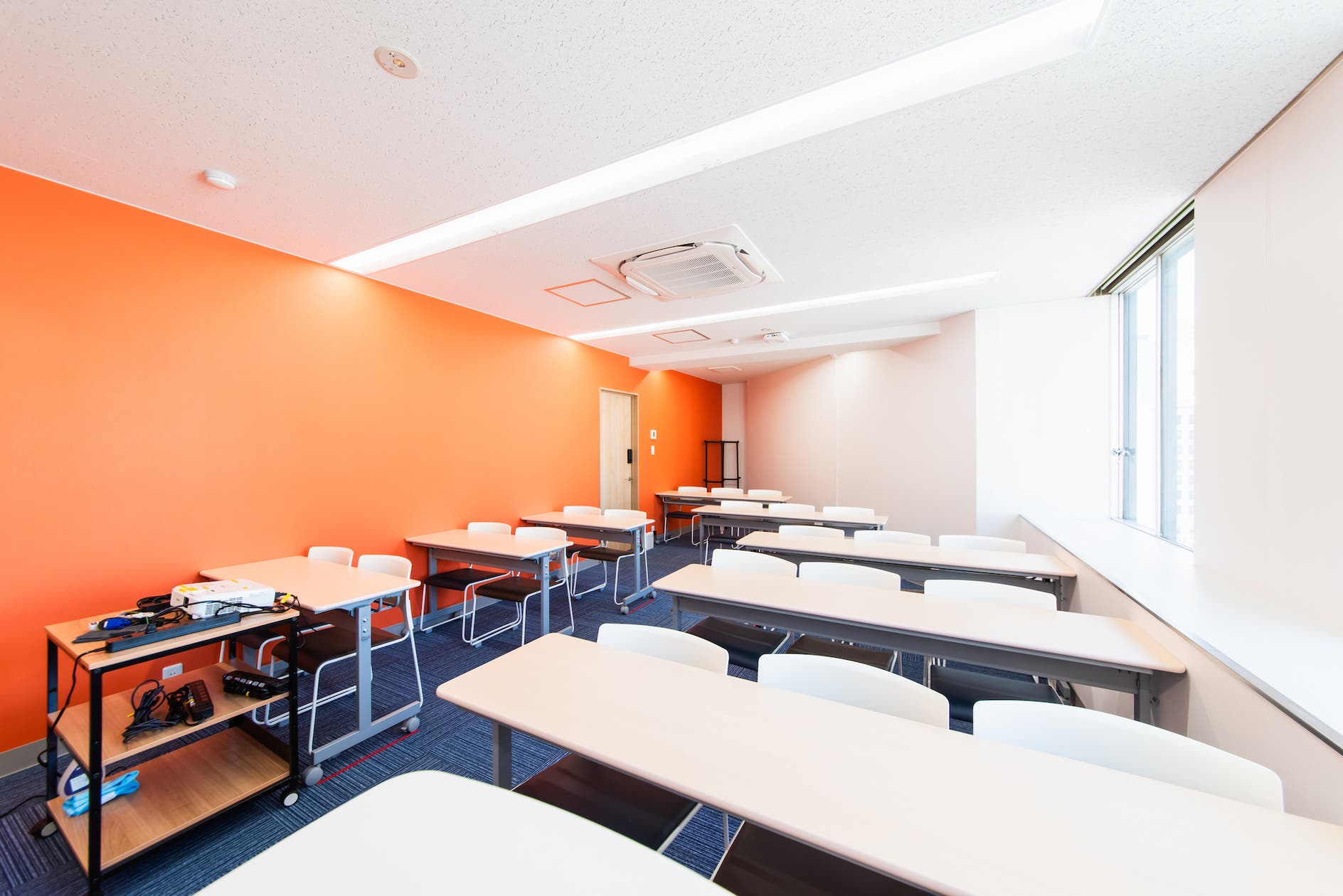 【名古屋の伏見駅徒歩1分】定員21名-モニター含む備品・高速Wi-Fi無料！703会議室の写真6