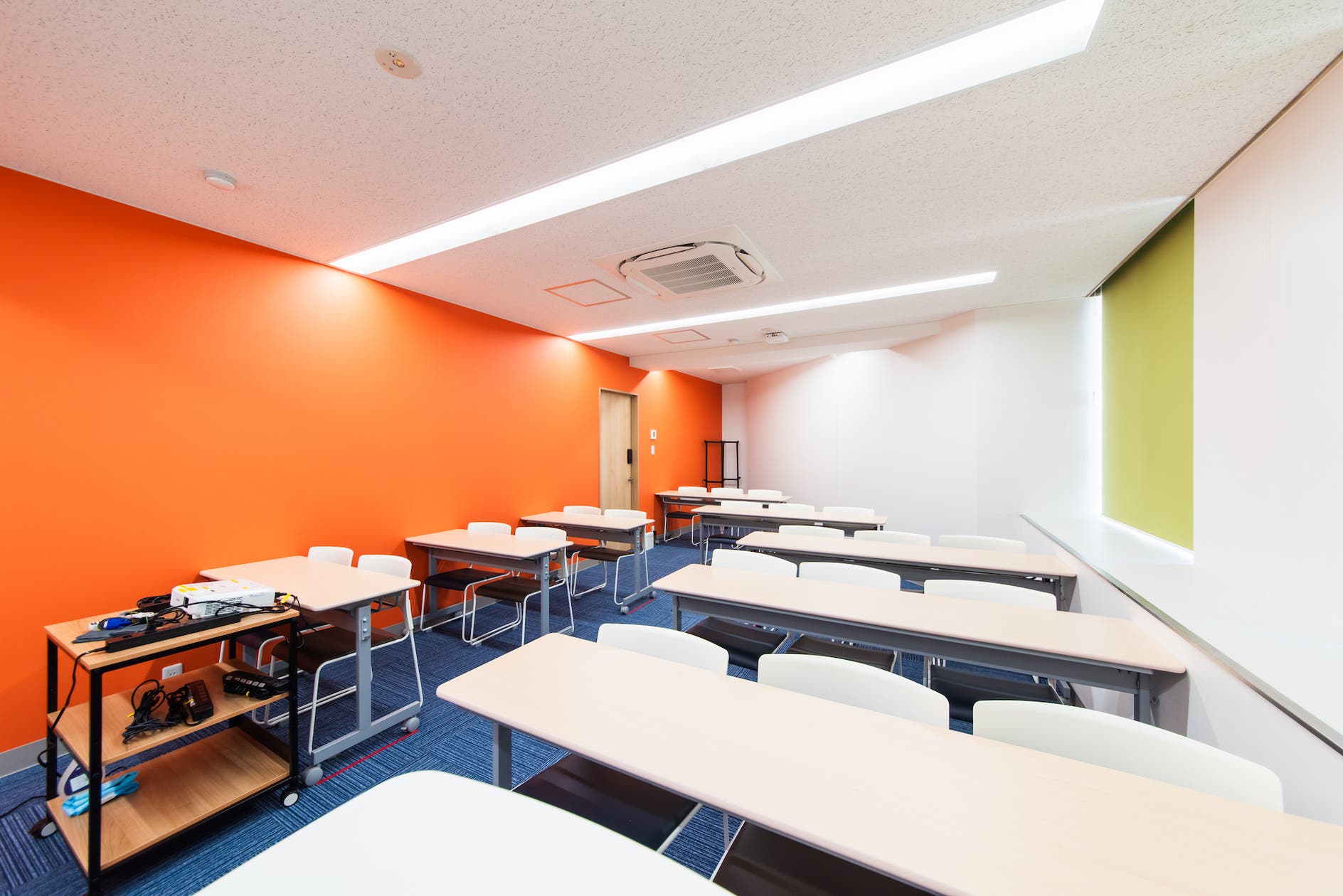 【名古屋の伏見駅徒歩1分】定員21名-モニター含む備品・高速Wi-Fi無料！703会議室の写真7