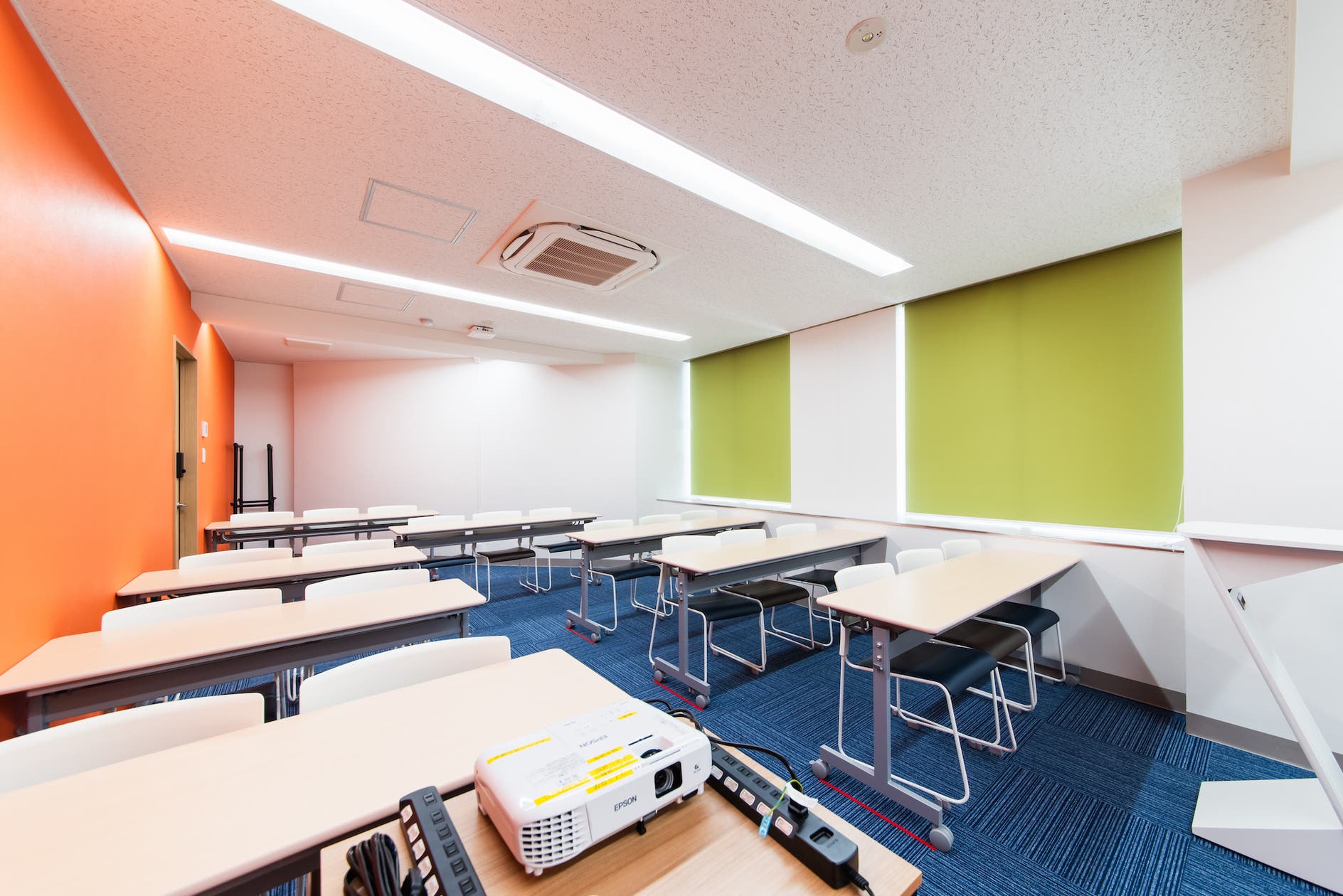 【名古屋の伏見駅徒歩1分】定員21名-モニター含む備品・高速Wi-Fi無料！703会議室の写真8