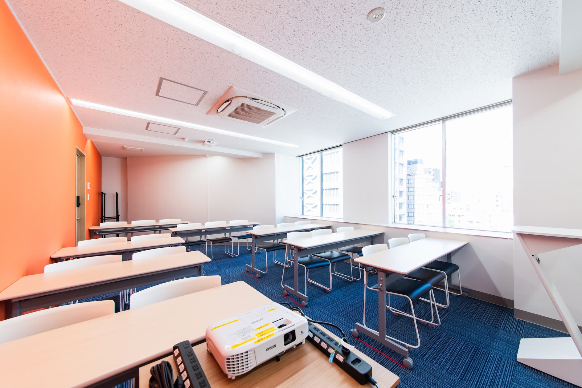 【名古屋の伏見駅徒歩1分】定員21名-モニター含む備品・高速Wi-Fi無料！703会議室の写真9