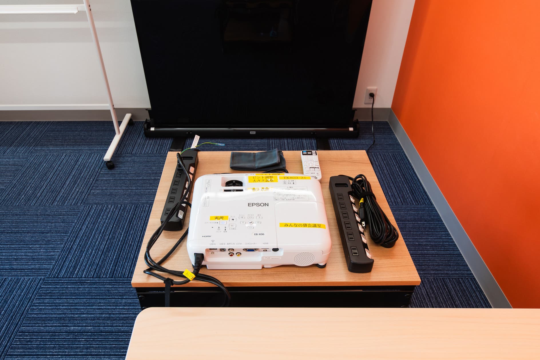 【名古屋の伏見駅徒歩1分】定員21名-モニター含む備品・高速Wi-Fi無料！703会議室の写真11