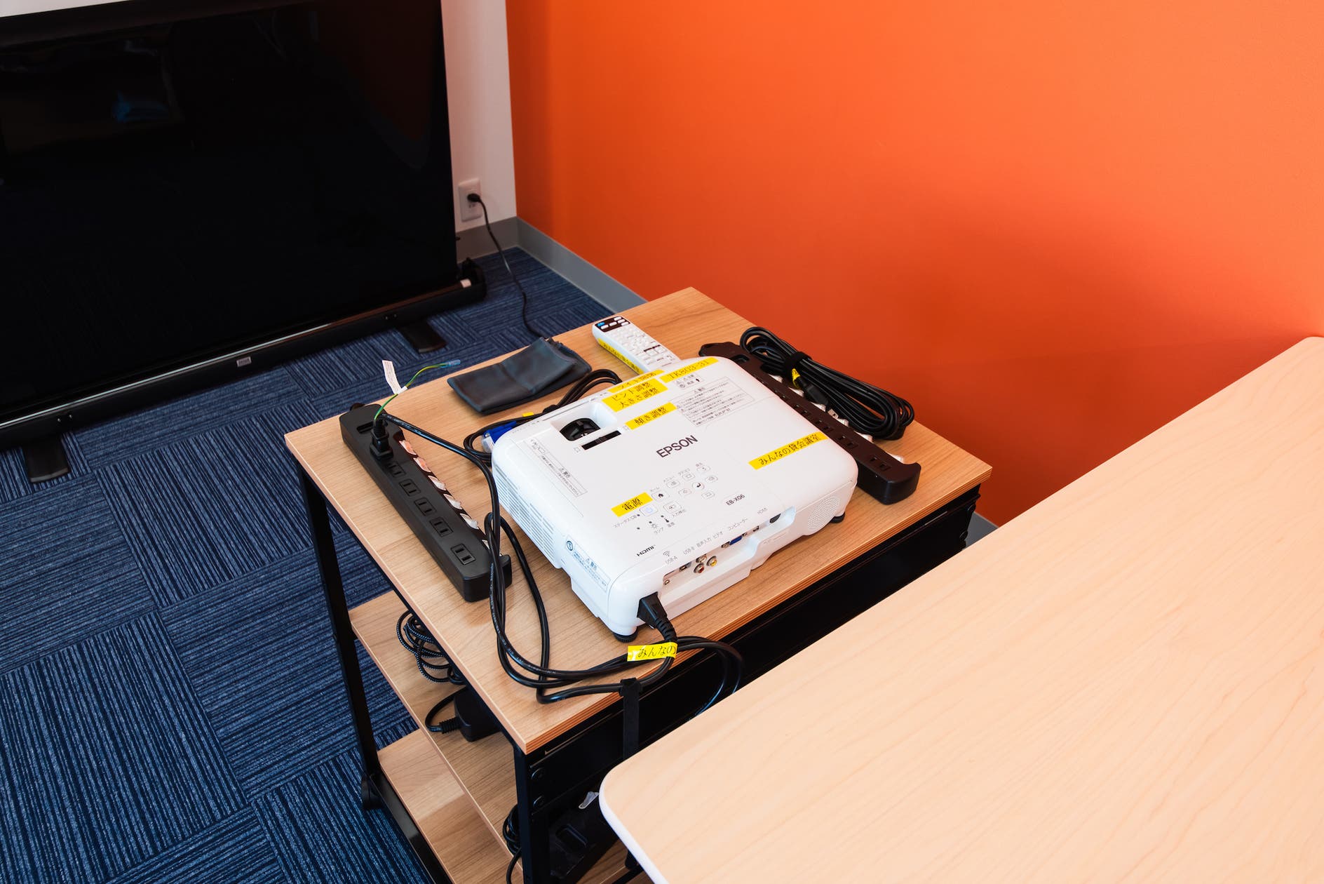 【名古屋の伏見駅徒歩1分】定員21名-モニター含む備品・高速Wi-Fi無料！703会議室の写真12