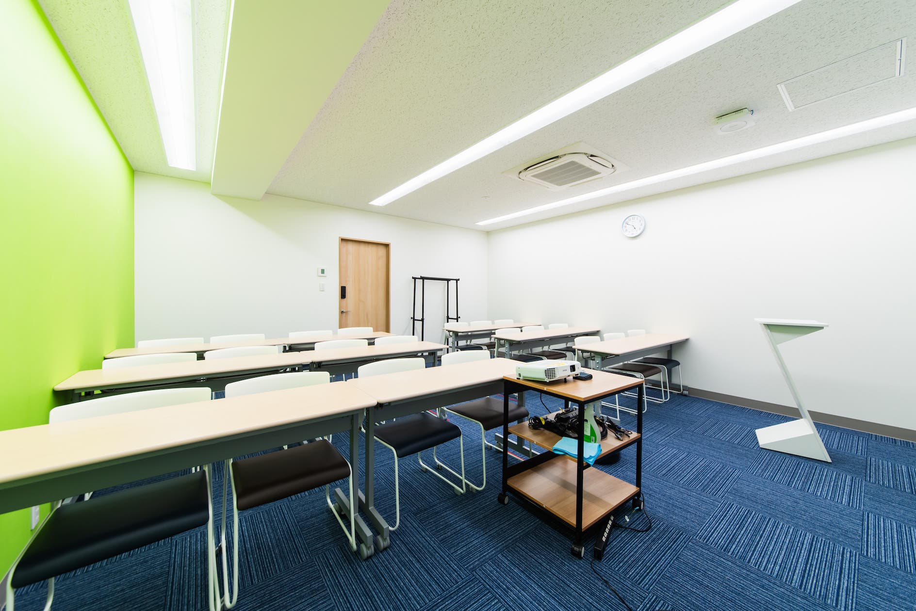 【名古屋の伏見駅徒歩1分】定員21名-モニター含む備品・高速Wi-Fi無料！704会議室の写真5