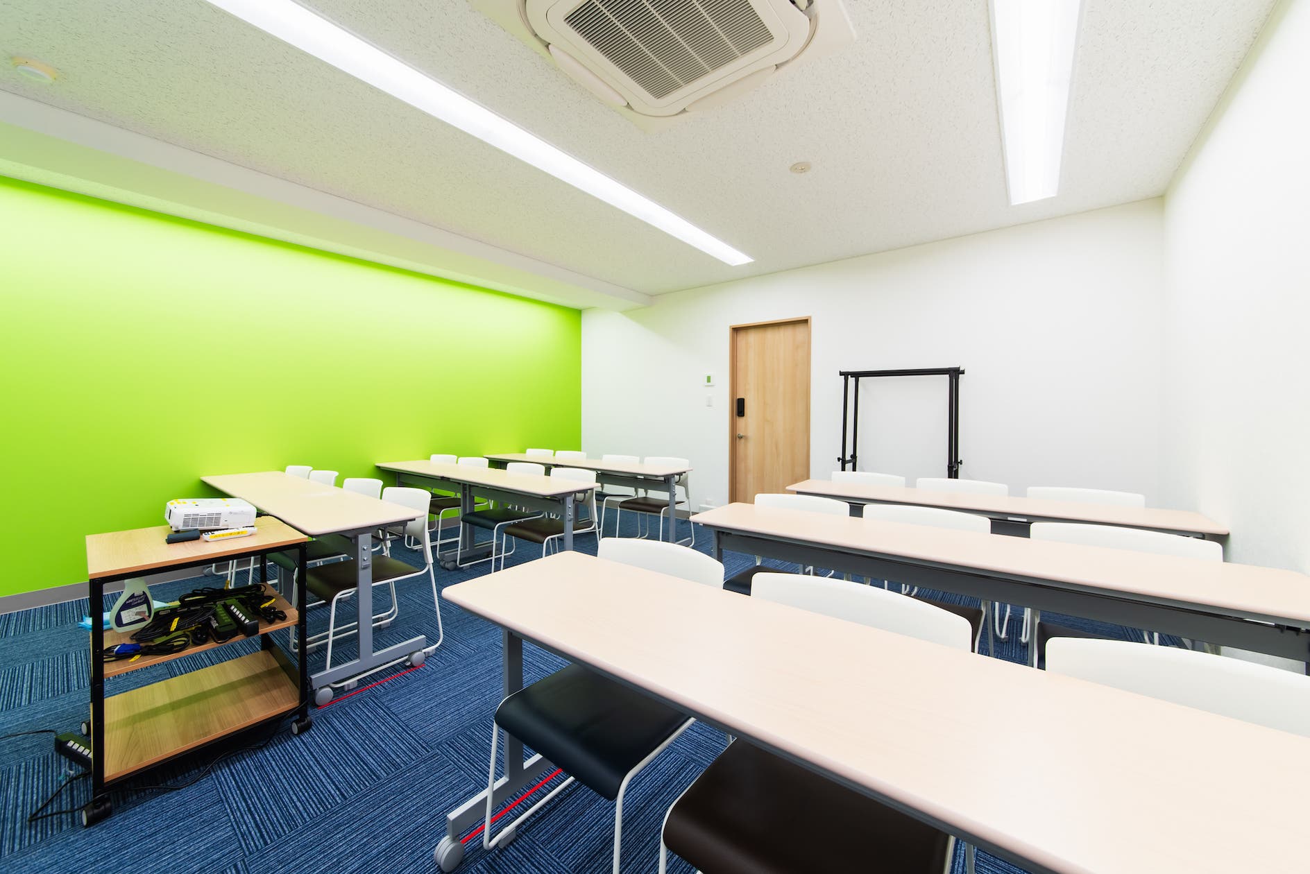 【名古屋の伏見駅徒歩1分】定員21名-モニター含む備品・高速Wi-Fi無料！704会議室の写真4