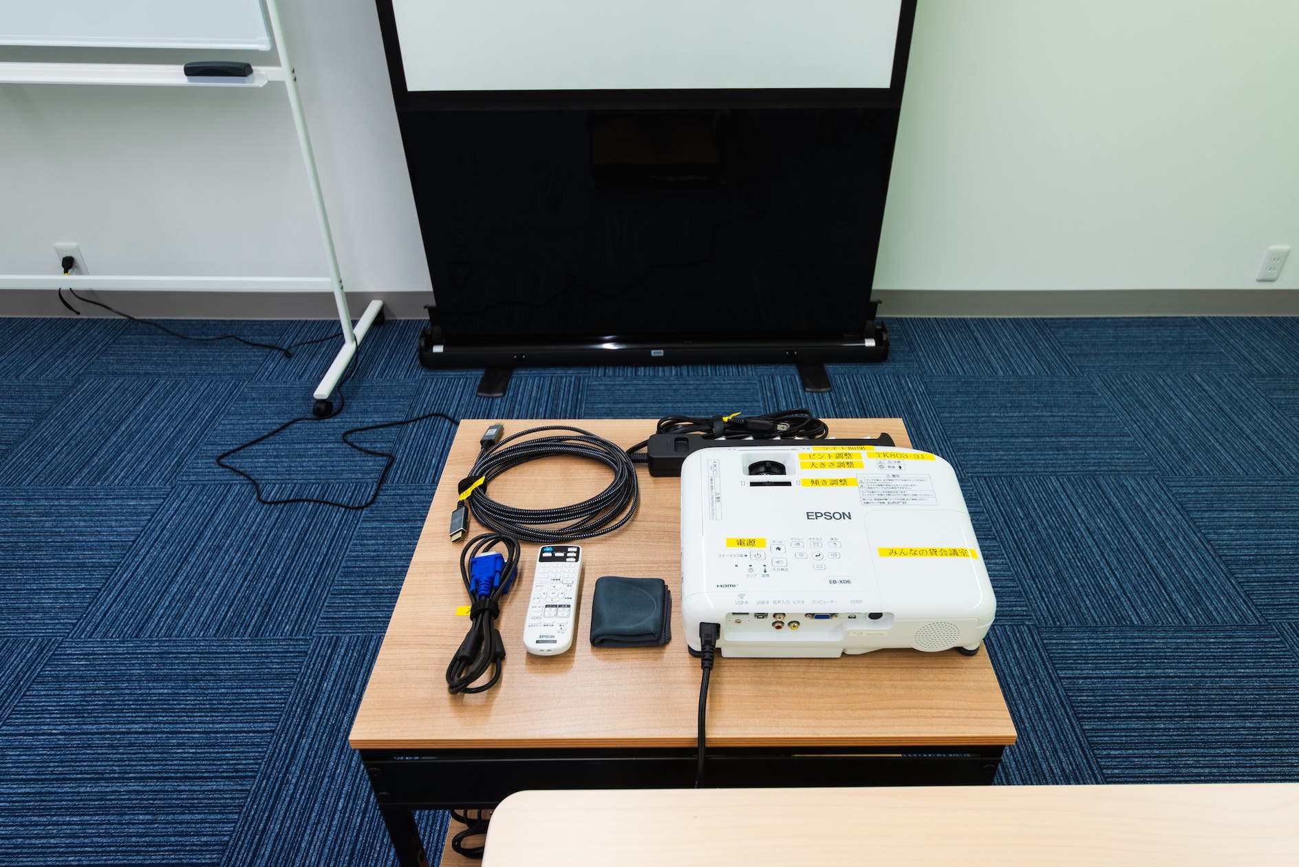 【名古屋の伏見駅徒歩1分】定員21名-モニター含む備品・高速Wi-Fi無料！704会議室の写真16