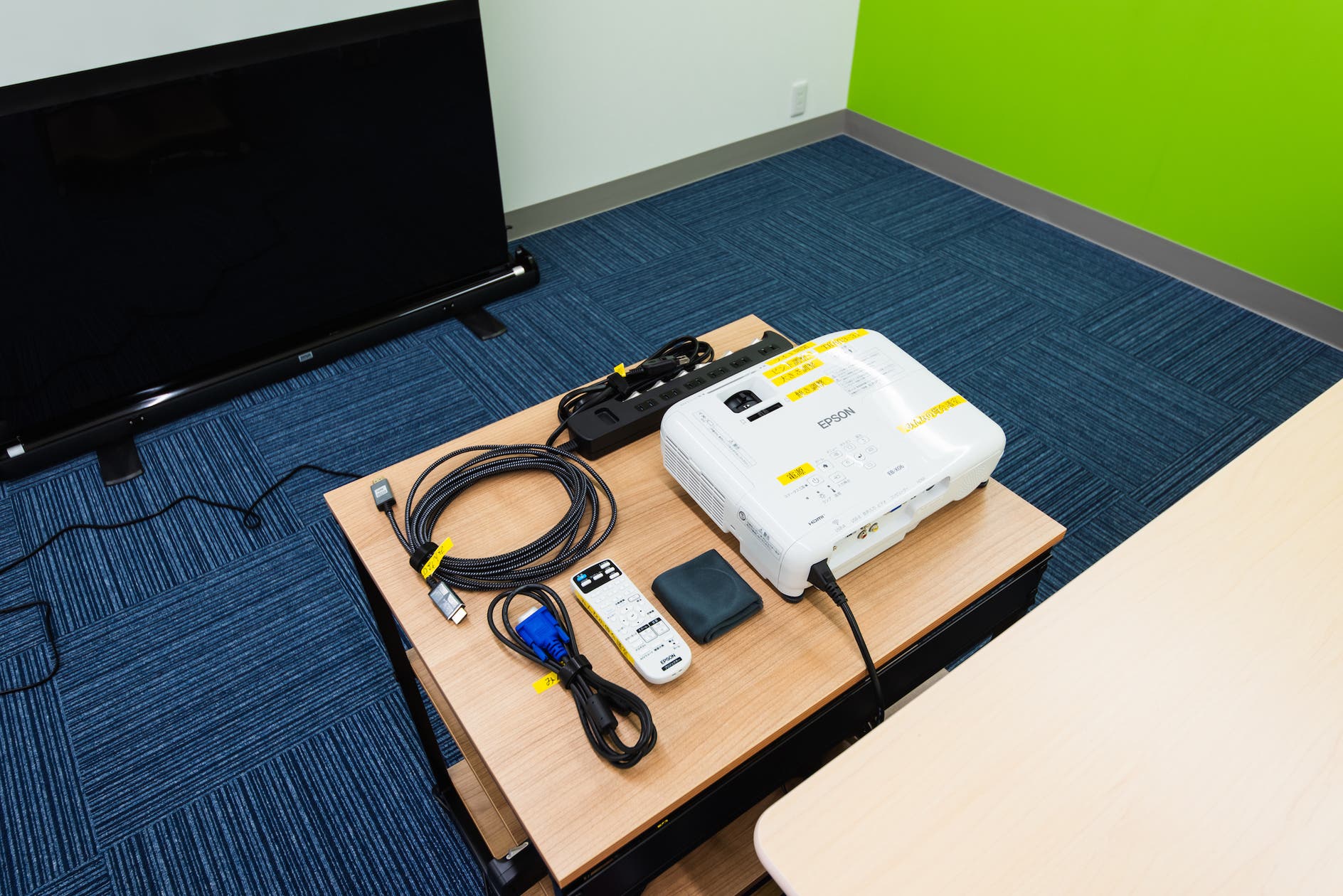 【名古屋の伏見駅徒歩1分】定員21名-モニター含む備品・高速Wi-Fi無料！704会議室の写真17