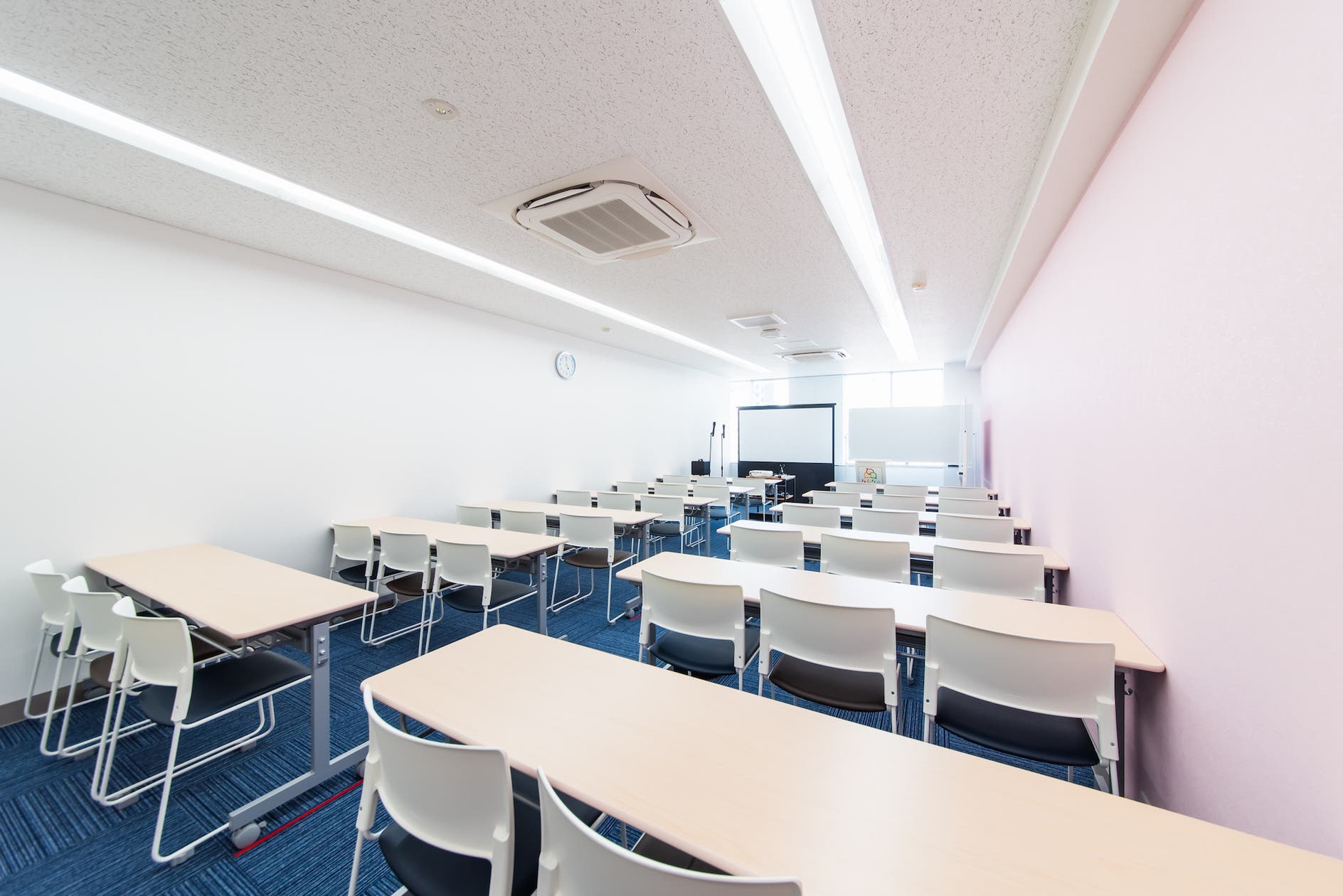 【名古屋の伏見駅徒歩1分】定員36名-モニター含む備品・高速Wi-Fi無料！705会議室の写真4