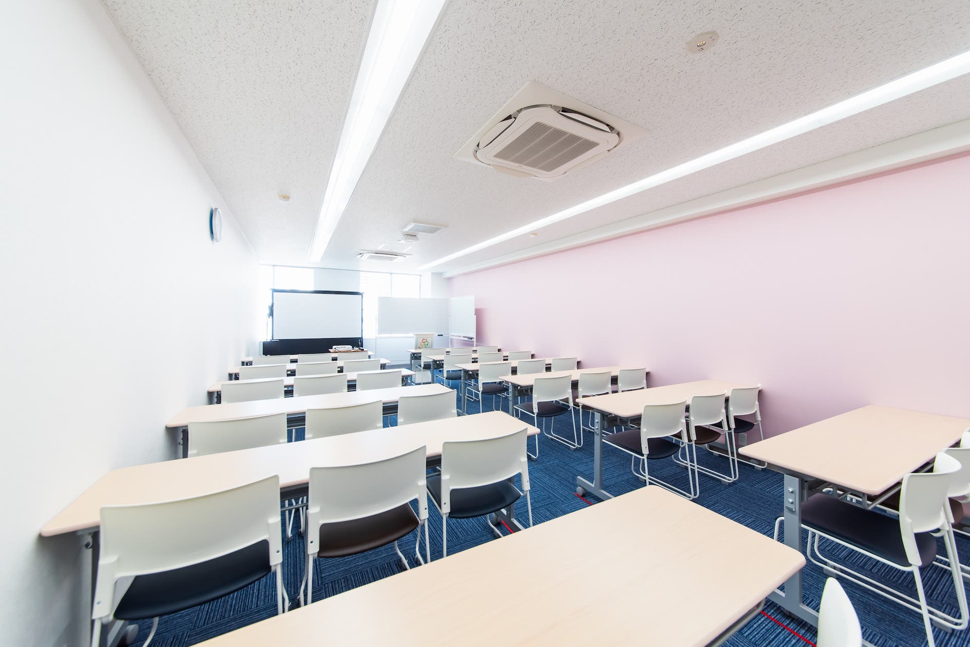 【名古屋の伏見駅徒歩1分】定員36名-モニター含む備品・高速Wi-Fi無料！705会議室の写真5