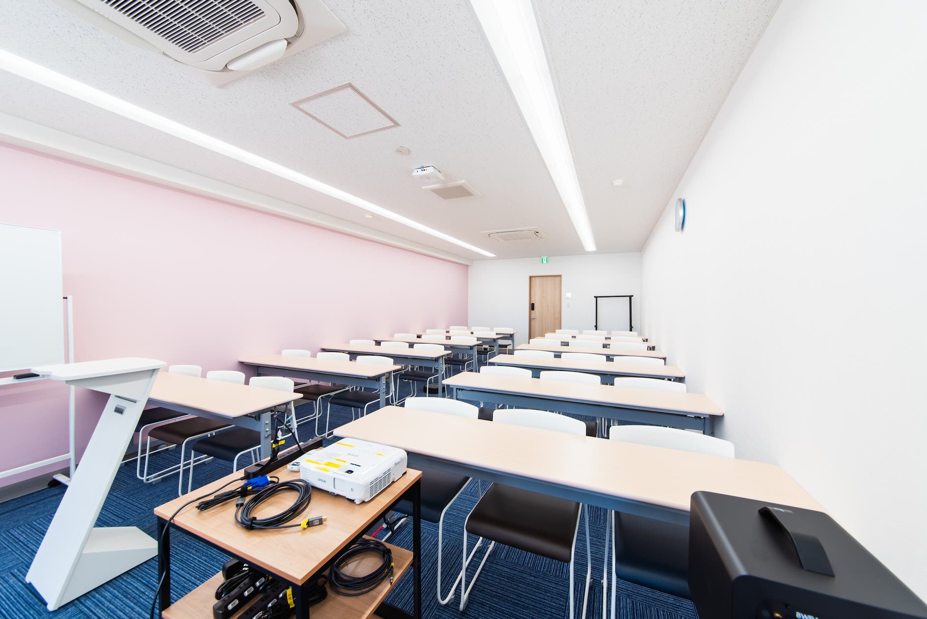 【名古屋の伏見駅徒歩1分】定員36名-モニター含む備品・高速Wi-Fi無料！705会議室の写真7