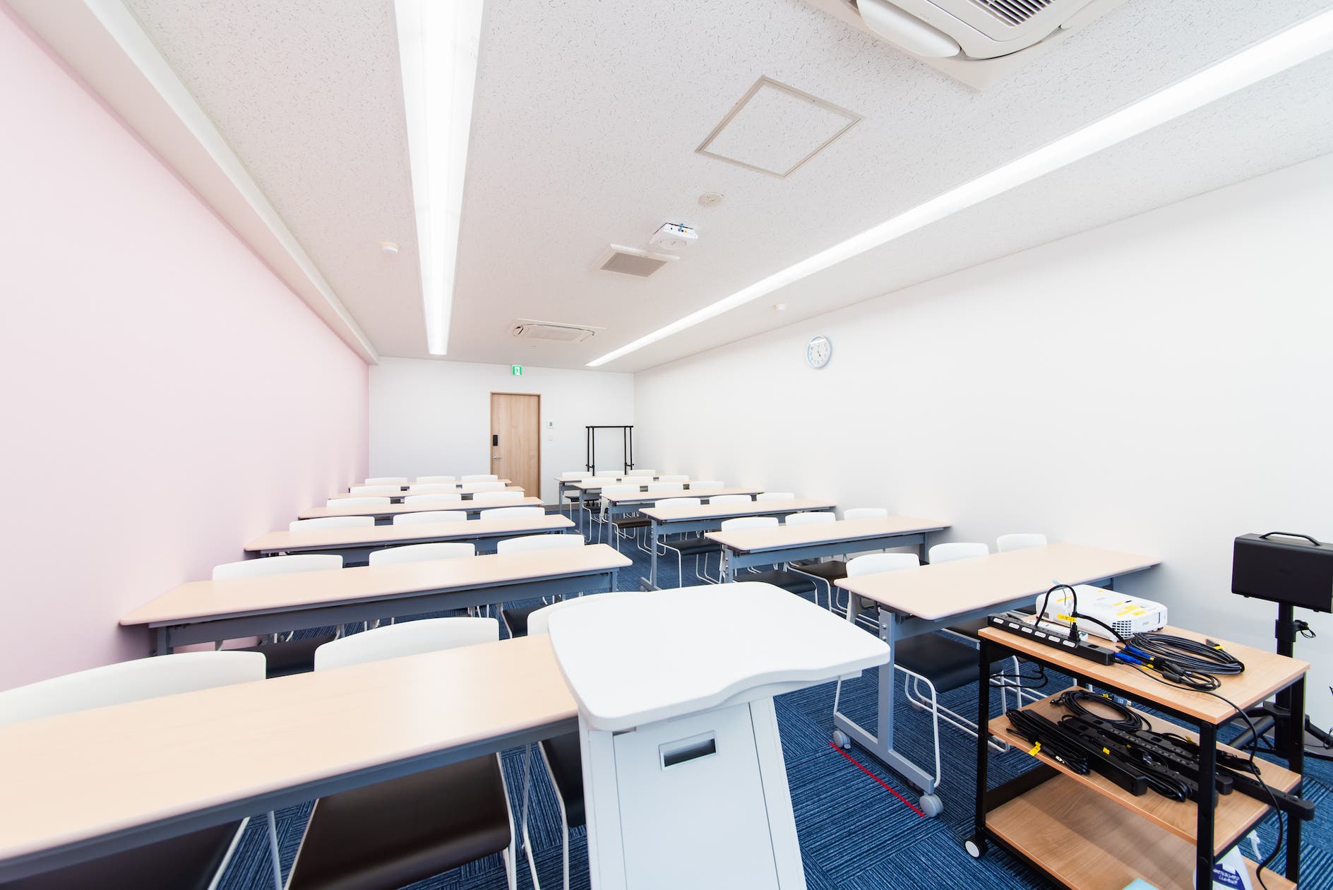 【名古屋の伏見駅徒歩1分】定員36名-モニター含む備品・高速Wi-Fi無料！705会議室の写真8