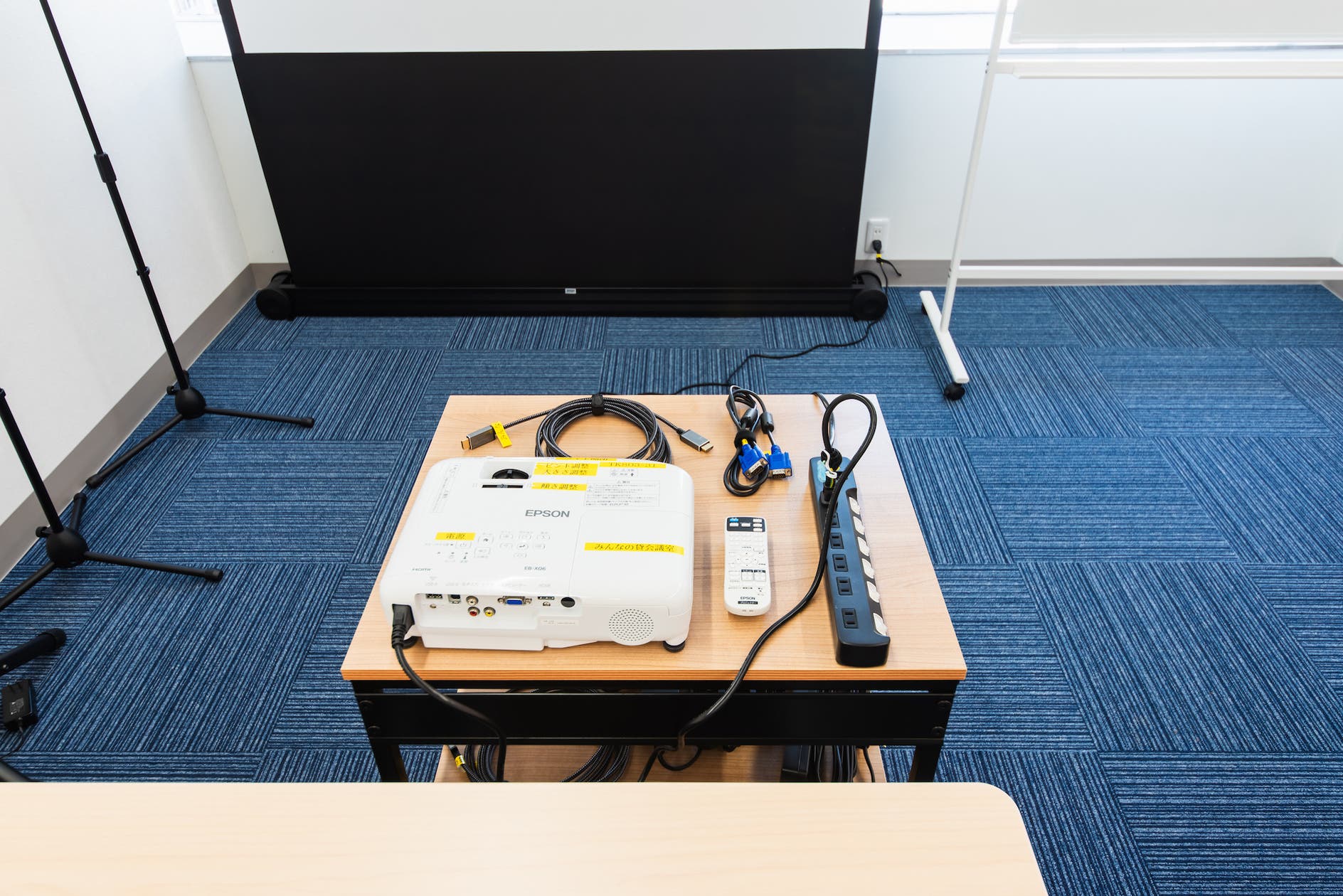 【名古屋の伏見駅徒歩1分】定員36名-モニター含む備品・高速Wi-Fi無料！705会議室の写真9