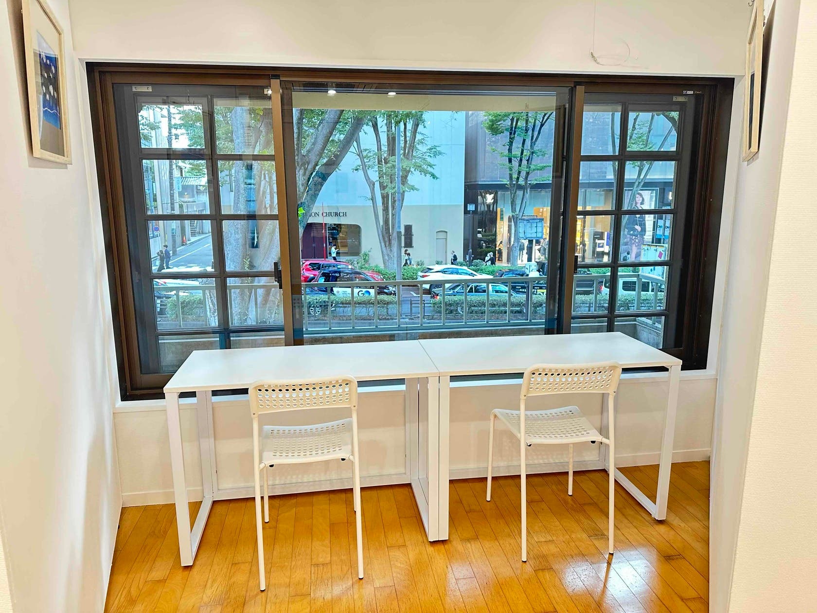 表参道ヒルズ内31㎡【試着室・天吊ハンガーパイプ有】展示会/ポップアップ/イベント対応。白基調&窓2面の並木道に面する開放的空間の写真15