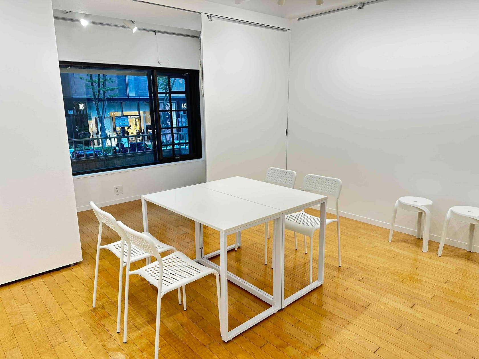 表参道ヒルズ内31㎡【試着室・天吊ハンガーパイプ有】展示会/ポップアップ/イベント対応。白基調&窓2面の並木道に面する開放的空間の写真16