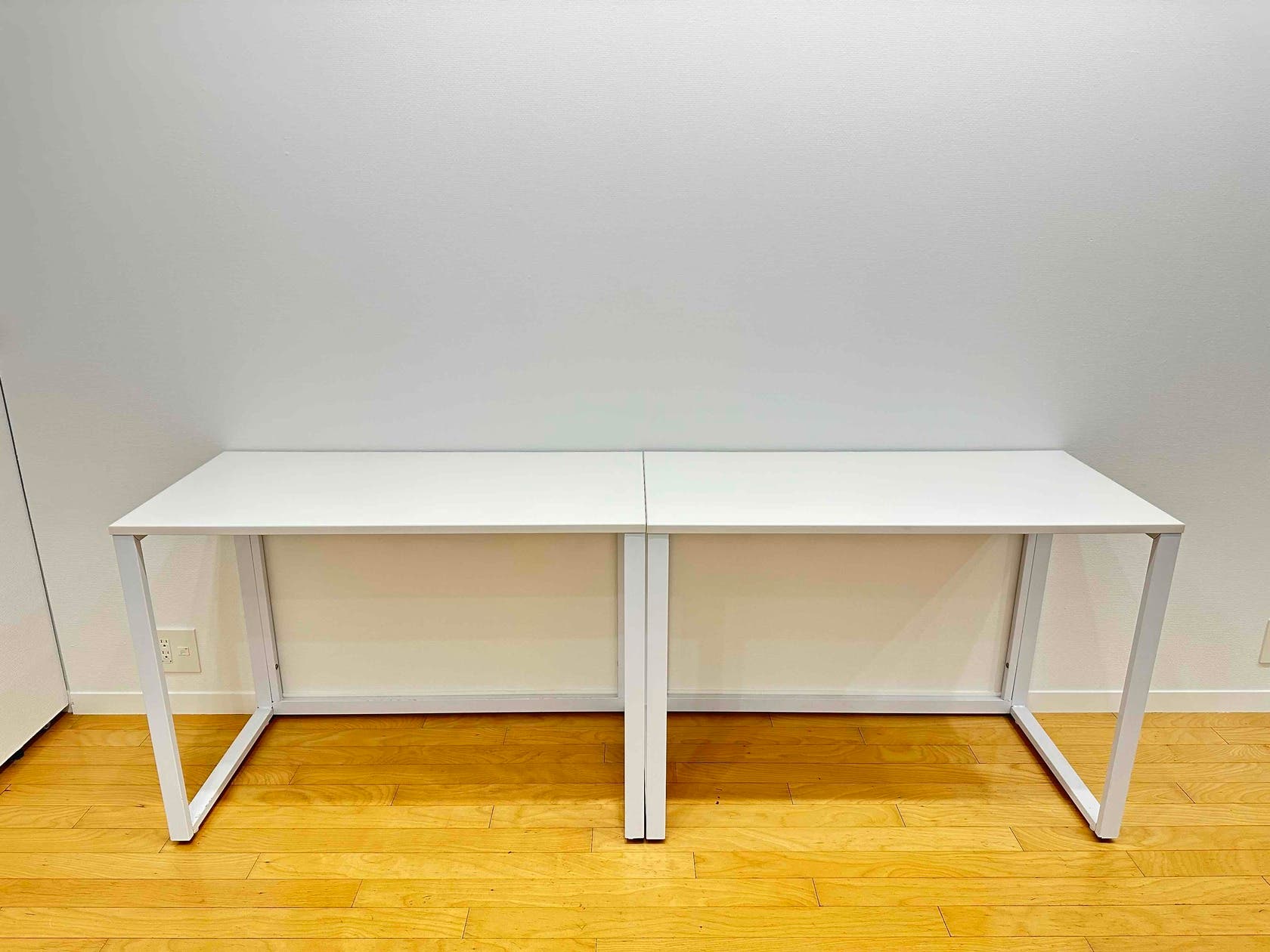 表参道ヒルズ内31㎡【試着室・天吊ハンガーパイプ有】展示会/ポップアップ/イベント対応。白基調&窓2面の並木道に面する開放的空間の写真17