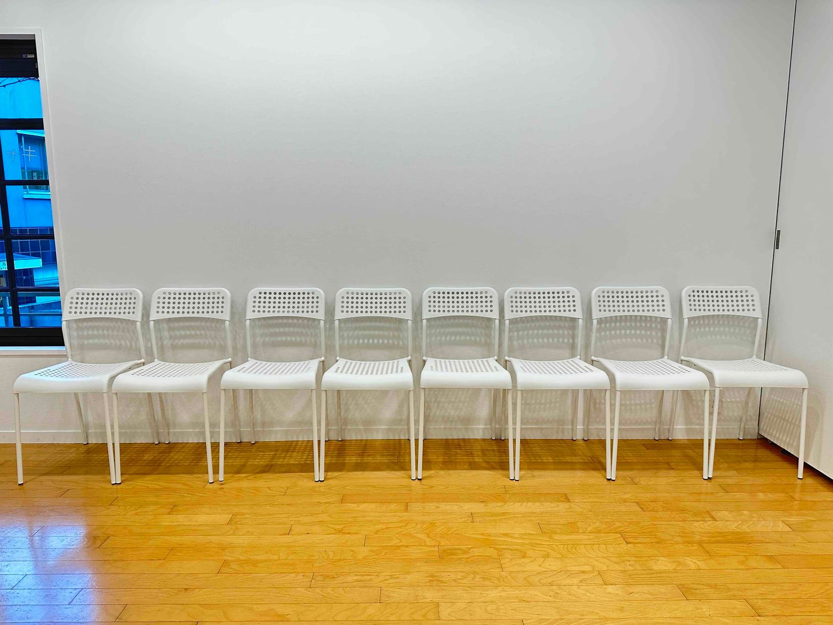 表参道ヒルズ内31㎡【試着室・天吊ハンガーパイプ有】展示会/ポップアップ/イベント対応。白基調&窓2面の並木道に面する開放的空間の写真18