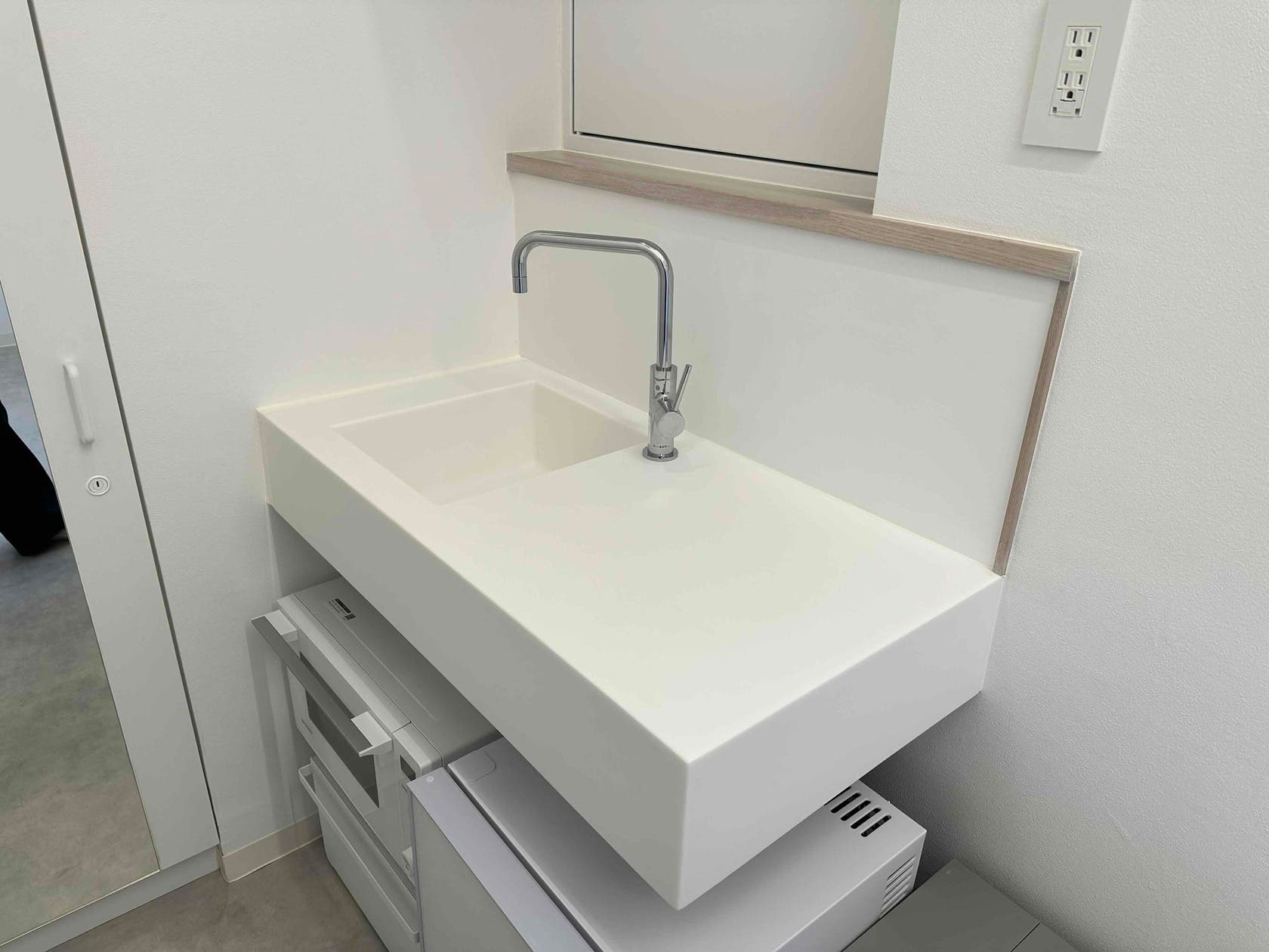 表参道ヒルズ内31㎡【試着室・天吊ハンガーパイプ有】展示会/ポップアップ/イベント対応。白基調&窓2面の並木道に面する開放的空間の写真23