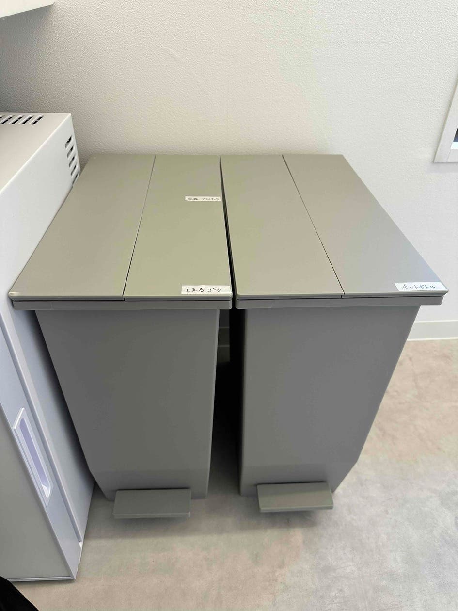 表参道ヒルズ内31㎡【試着室・天吊ハンガーパイプ有】展示会/ポップアップ/イベント対応。白基調&窓2面の並木道に面する開放的空間の写真26