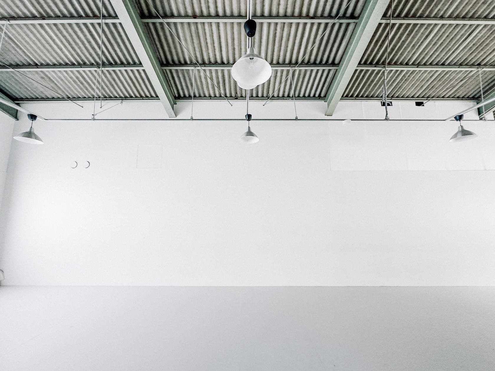 ベストホスト運営✨【目白駅3分】天高5m自然光の入る広い倉庫スタジオ！ダンス練習、窓際・白壁撮影/アンティーク&ビンテージ家具の写真4