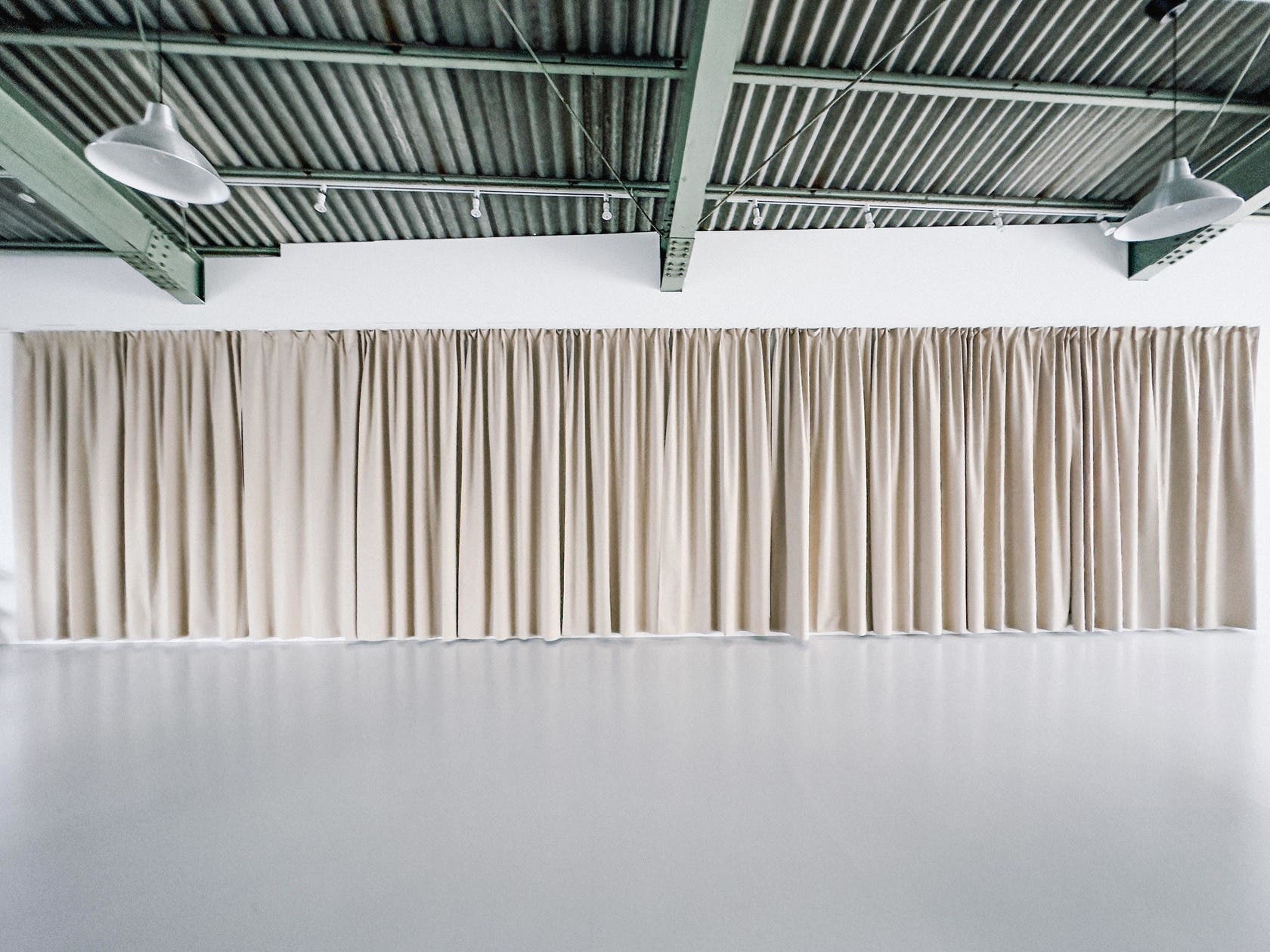 ベストホスト運営✨【目白駅3分】天高5m自然光の入る広い倉庫スタジオ！ダンス練習、窓際・白壁撮影/アンティーク&ビンテージ家具の写真15