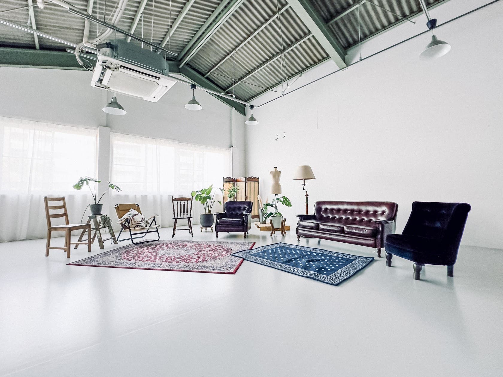 ベストホスト運営✨【目白駅3分】天高5m自然光の入る広い倉庫スタジオ！ダンス練習、窓際・白壁撮影/アンティーク&ビンテージ家具の写真19