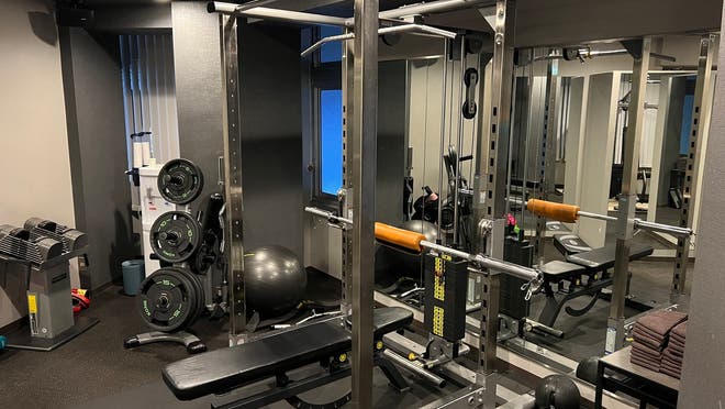 【値下げしました!】【池袋駅1分】おしゃれな内装で器具も充実A室!ウォーターサーバーありのレンタルジム【ルームA】の写真1