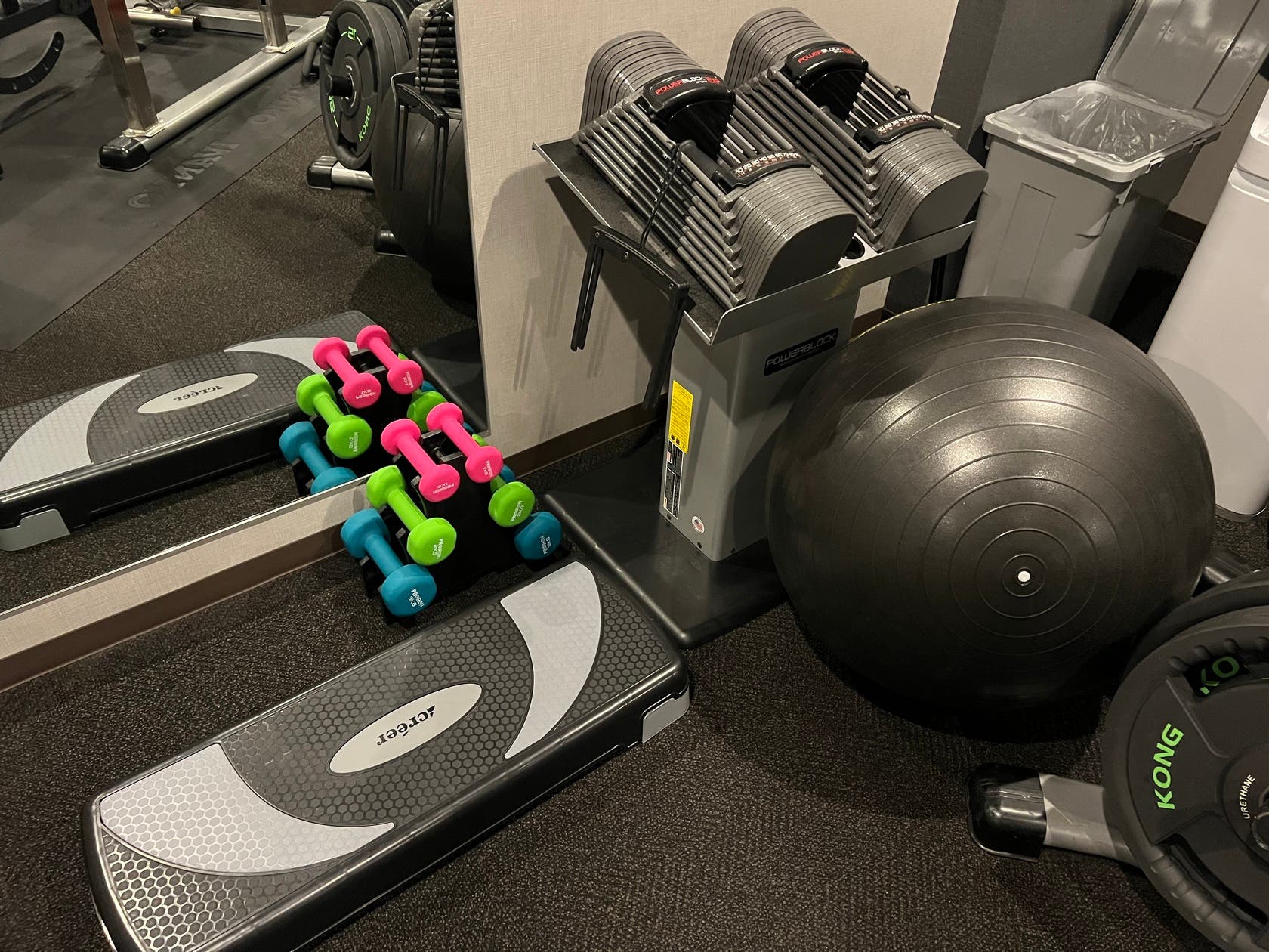 【値下げしました！】【池袋駅1分】おしゃれな内装で器具も充実A室！ウォーターサーバーありのレンタルジム【ルームA】の写真9