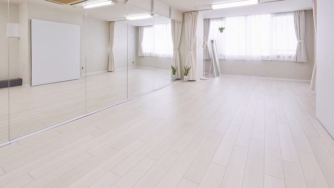 JR・阪神元町駅から徒歩30秒!!🌟長時間割15%OFF🌷大型鏡5.4m✨6~8名✨ダンス・ヨガに!の写真1