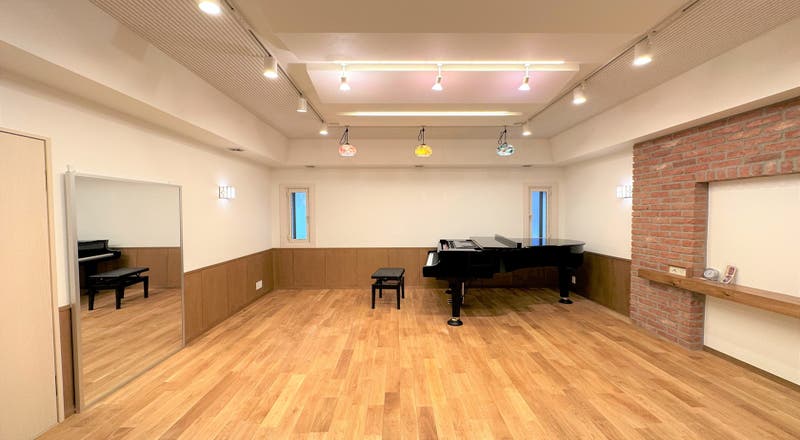 横浜駅から京急２分の駅前！　グランドピアノ付ミニ音楽ホール・音楽スタジオ（会議利用可）